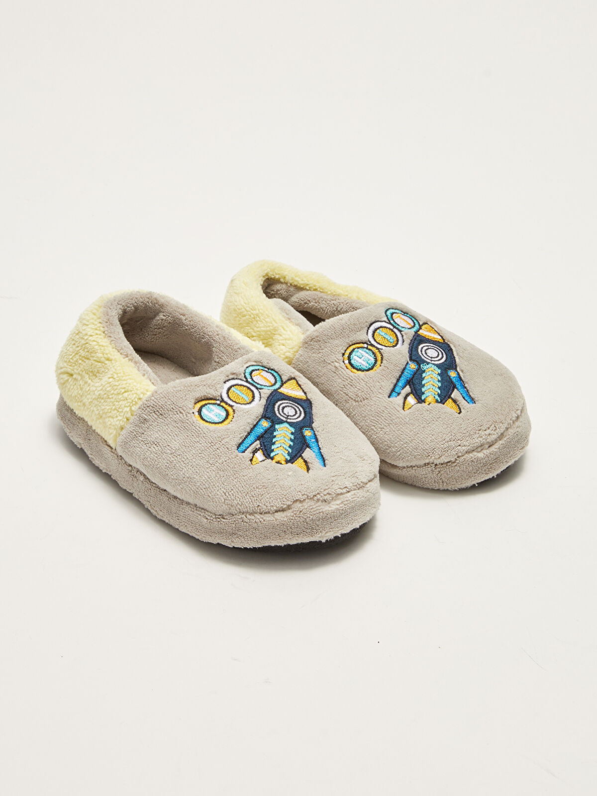 Nakış Detaylı Önü Kapalı Erkek Çocuk Ev Ayakkabısı