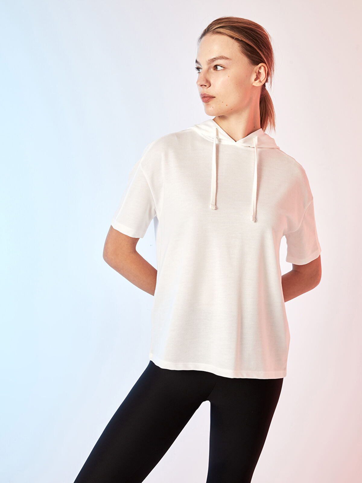 LCW ACTIVE Kapüşon Yaka Düz Kısa Kollu Kadın Spor Tişört