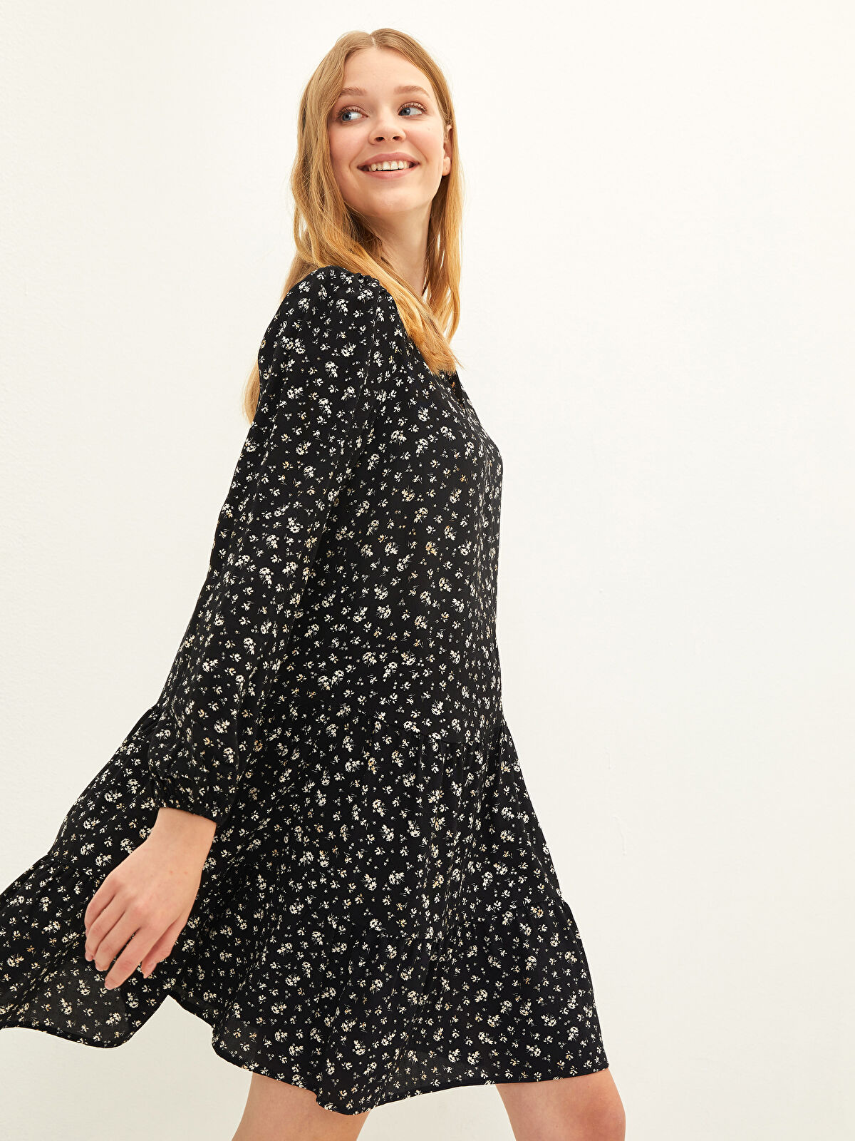 LCW CASUAL Kaçık Yaka Çiçekli Uzun Kollu Viskon Kadın Elbise