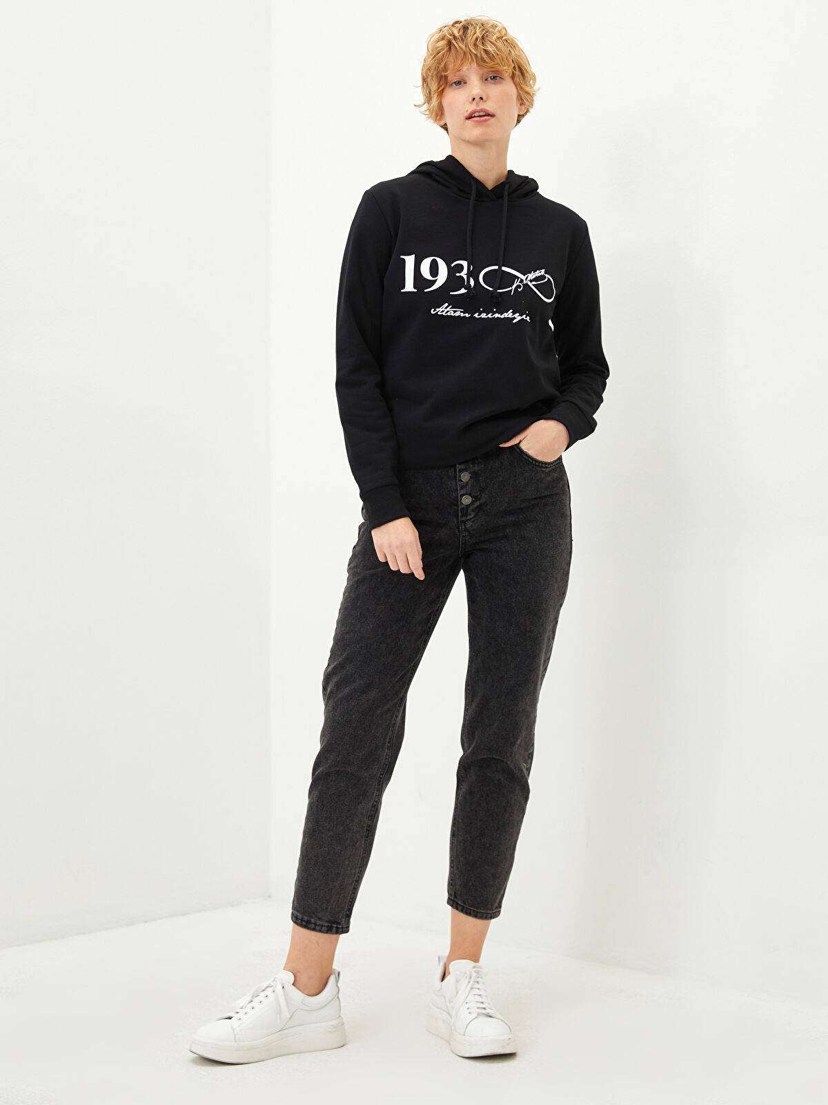 LCW CASUAL Kapüşonlu Atatürk Temalı Uzun Kollu Kadın Sweatshirt LCW CASUAL Kapüşonlu Atatürk Temalı Uzun Kollu Kadın Sweatshirt