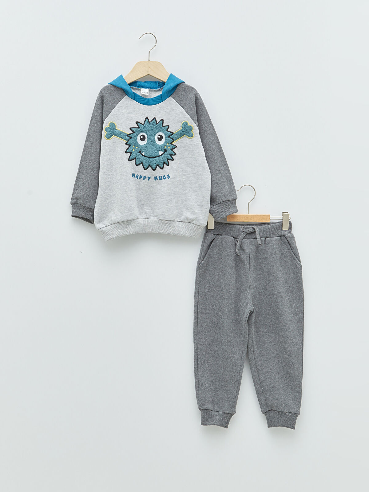 Kapüşonlu Uzun Kollu Baskılı Erkek Bebek Sweatshirt ve Jogger Pantolon 2'li Takım Kapüşonlu Uzun Kollu Baskılı Erkek Bebek Sweatshirt ve Jogger Pantolon 2'li Takım