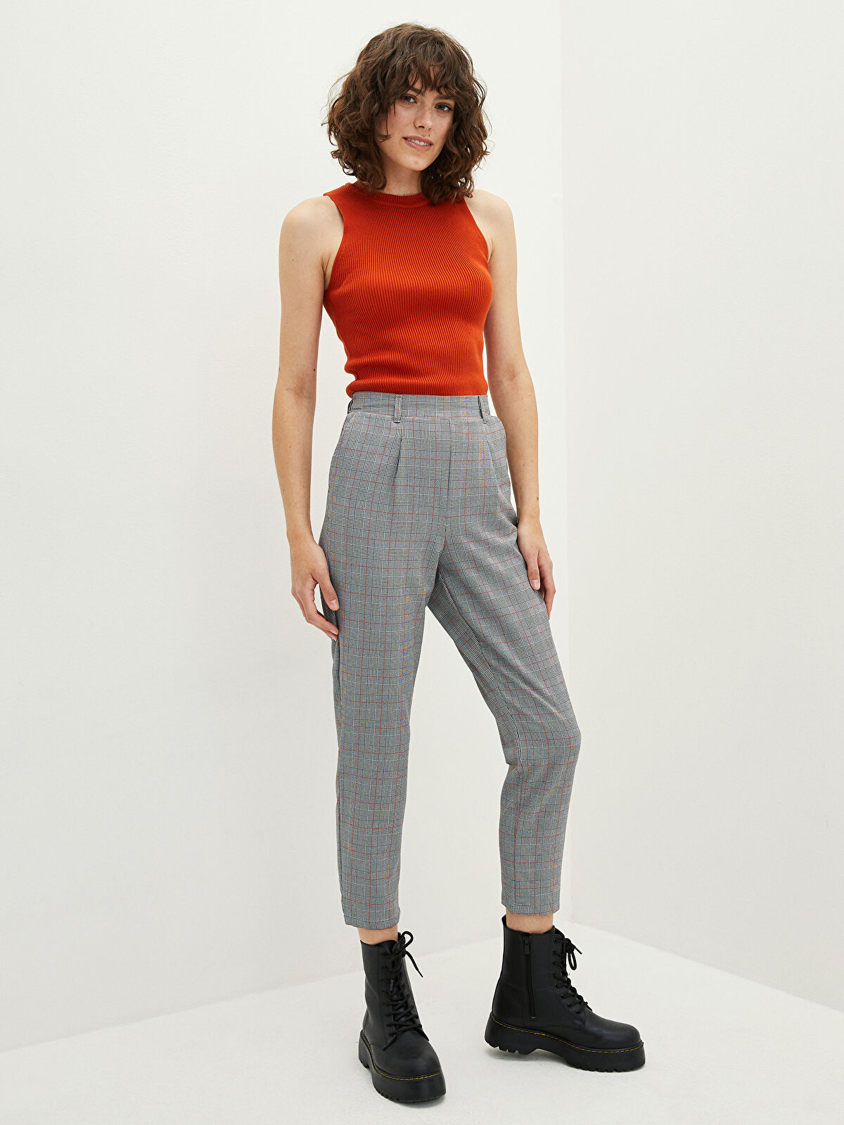 LCW CASUAL Beli Lastikli Standart Fit Ekose Cep Detaylı Kadın Pantolon