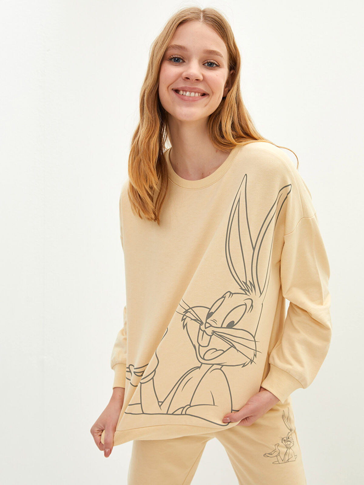 LCW CASUAL Bisiklet Yaka Bugs Bunny Baskılı Uzun Kollu Kadın Sweatshirt