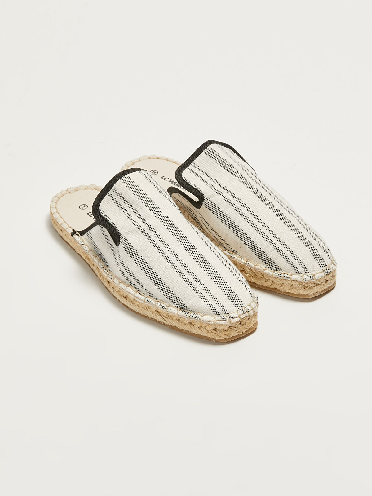 Çizgi Desenli Önü Kapalı Hasır Detaylı Kadın Terlik Çizgi Desenli Önü Kapalı Hasır Detaylı Kadın Terlik