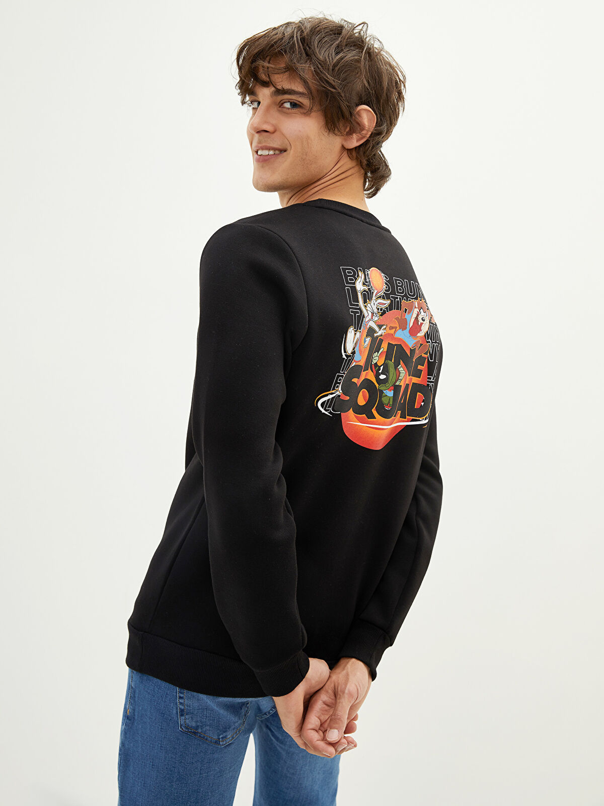 LCW CASUAL Bisiklet Yaka Uzun Kollu Bugs Bunny Baskılı Erkek Sweatshirt