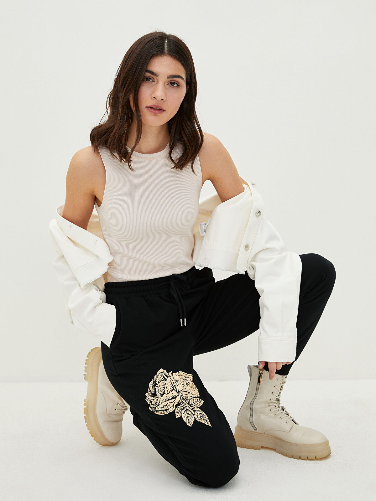 LCW CASUAL Beli Lastikli Çiçek Baskılı Cep Detaylı Kadın Jogger Eşofman Altı LCW CASUAL Beli Lastikli Çiçek Baskılı Cep Detaylı Kadın Jogger Eşofman Altı