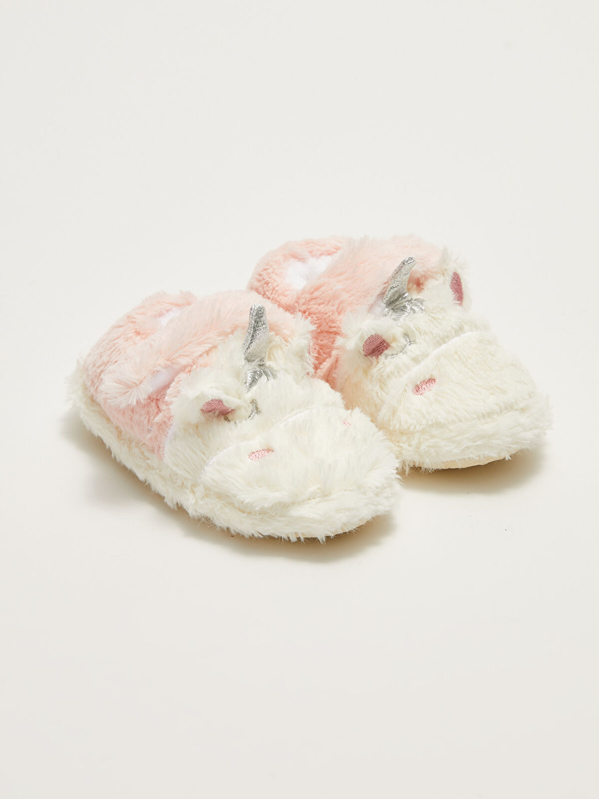 Nakış Detaylı Cırt Cırtlı Pelüş Kız Bebek Ev Terliği Nakış Detaylı Cırt Cırtlı Pelüş Kız Bebek Ev Terliği