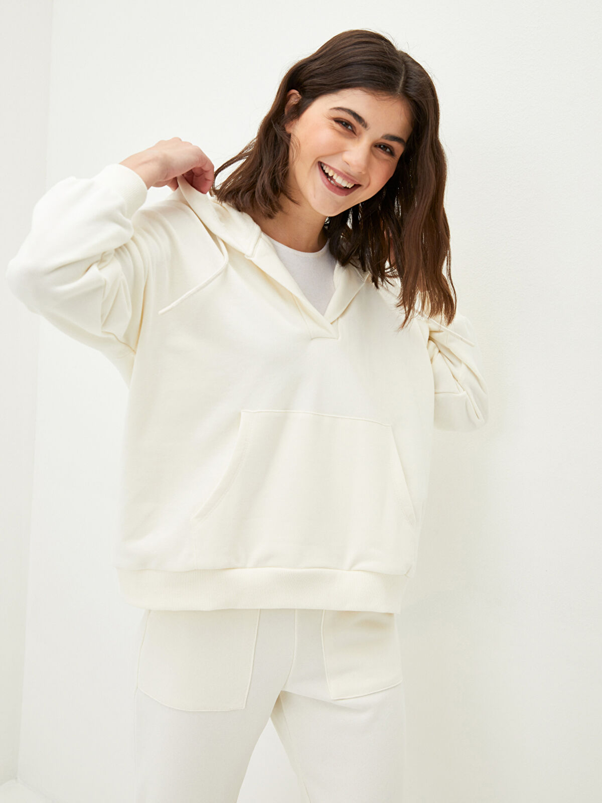 LCW CASUAL Kapüşonlu Düz Cep Detaylı Uzun Kollu Kadın Sweatshirt LCW CASUAL Kapüşonlu Düz Cep Detaylı Uzun Kollu Kadın Sweatshirt