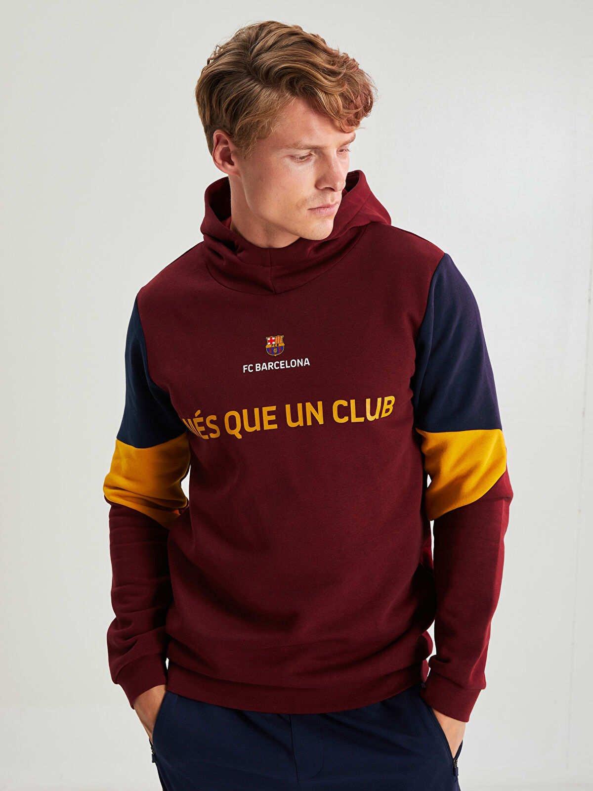 LCW SPORTS Kapüşonlu Uzun Kollu Barcelona Baskılı Erkek Taraftar Sweatshirt