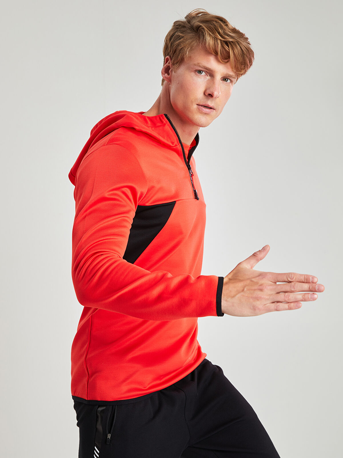 LCW SPORTS Kapüşonlu Uzun Kollu Renk Bloklu Erkek Spor Sweatshirt LCW SPORTS Kapüşonlu Uzun Kollu Renk Bloklu Erkek Spor Sweatshirt