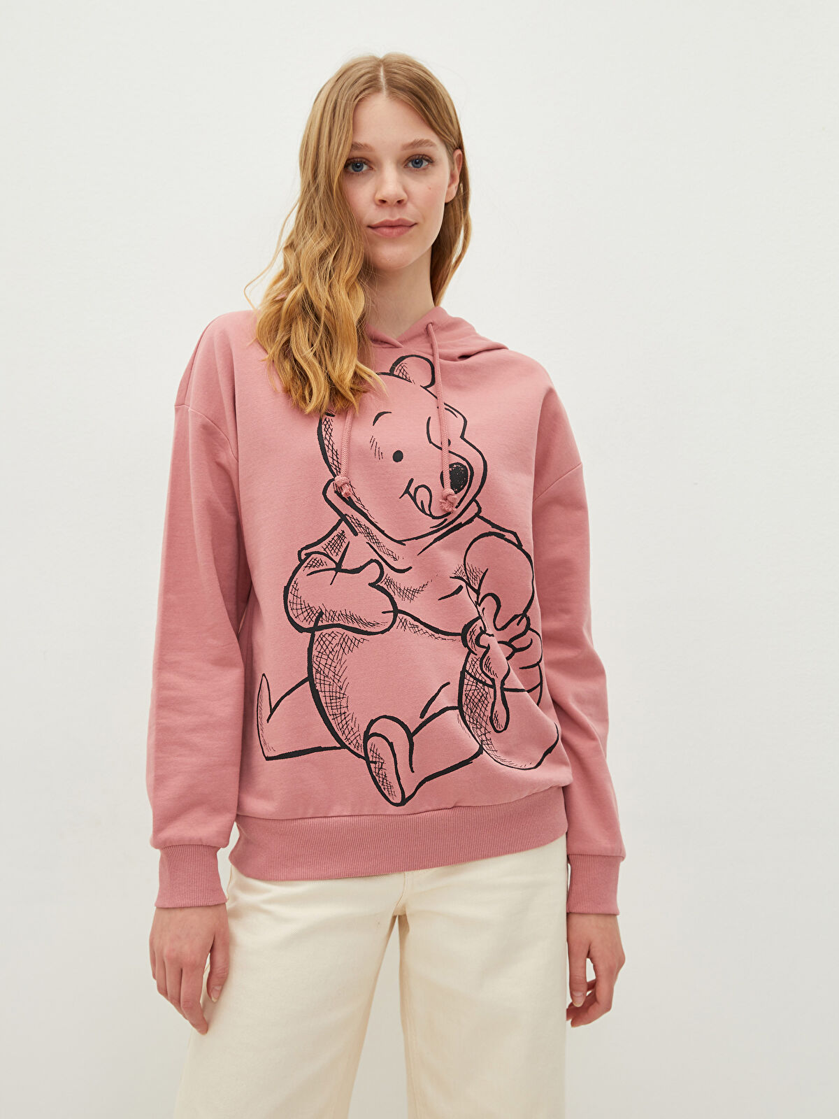 LCW CASUAL Kapüşonlu Winnie the Pooh Baskılı Uzun Kollu Kadın Sweatshirt