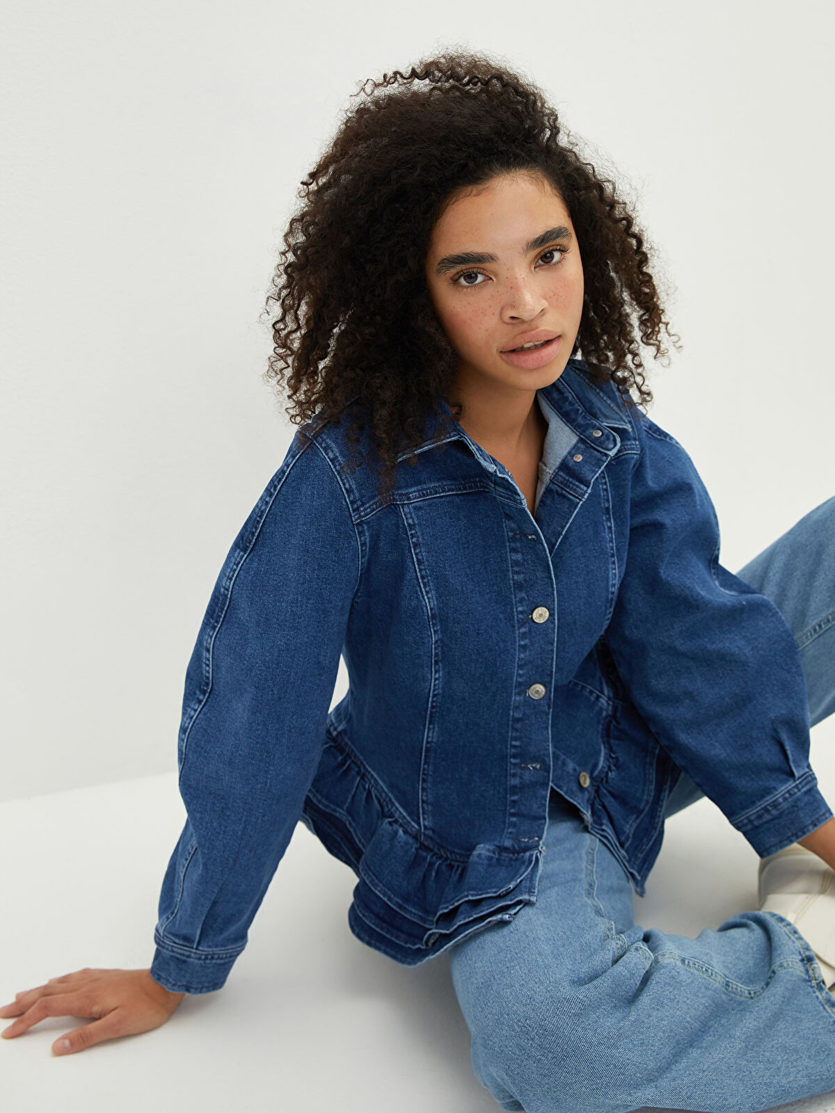 Gömlek Yaka Fırfır Detaylı Uzun Kollu Kadın Rodeo Jean Ceket