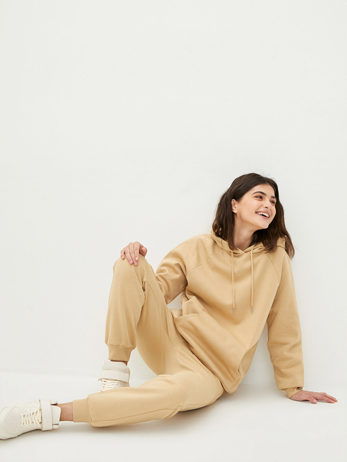 LCW CASUAL Kapüşonlu Düz Uzun Kollu Cep Detaylı Kadın Sweatshirt LCW CASUAL Kapüşonlu Düz Uzun Kollu Cep Detaylı Kadın Sweatshirt