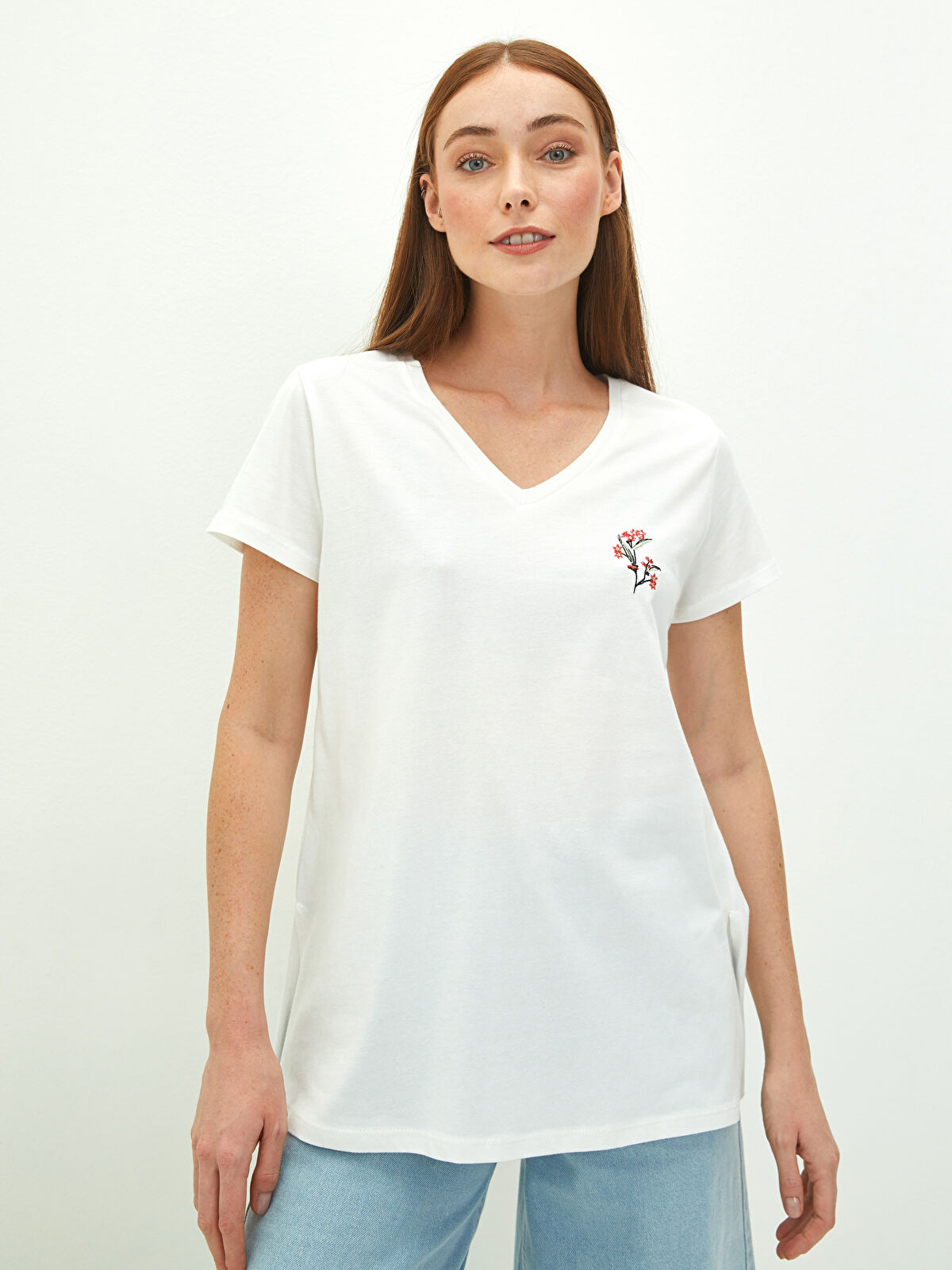 LCW CLASSIC V Yaka Nakışlı Kısa Kollu Pamuklu Kadın Tişört