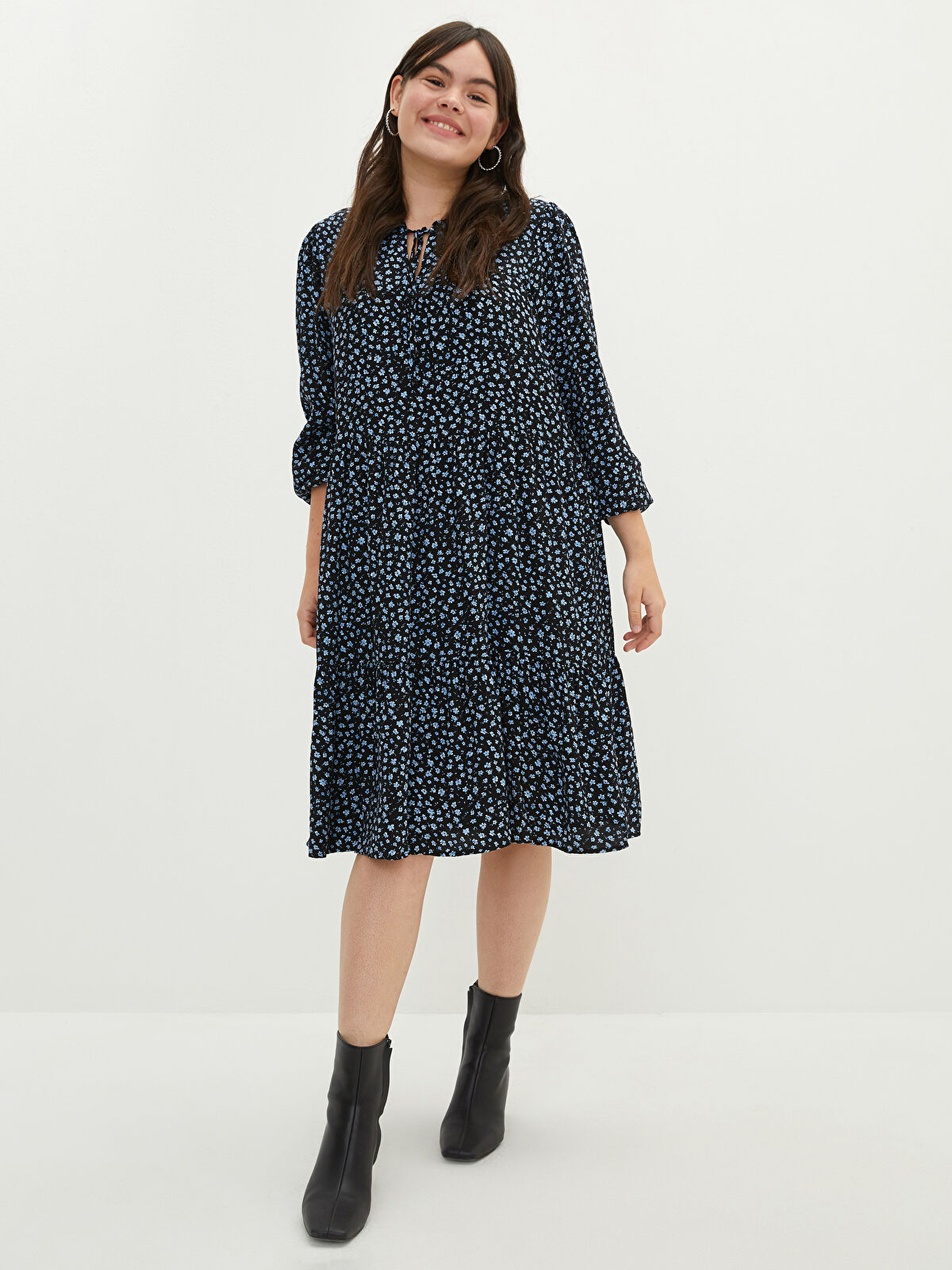 Büyük Beden Bağlamalı Yaka Çiçek Desenli Uzun Kollu Viskon Kadın Elbise Büyük Beden Bağlamalı Yaka Çiçek Desenli Uzun Kollu Viskon Kadın Elbise