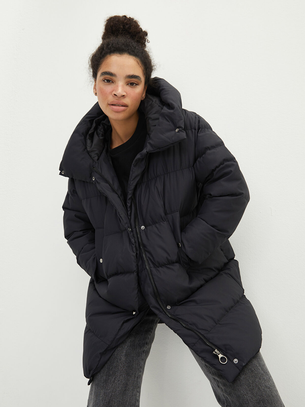 LCW CASUAL Kapüşonlu Düz Uzun Kollu Cep Detaylı Kadın Şişme Mont LCW CASUAL Kapüşonlu Düz Uzun Kollu Cep Detaylı Kadın Şişme Mont