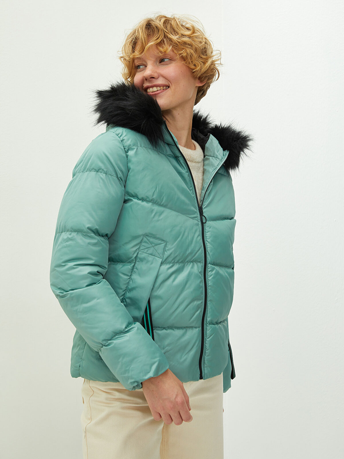 LCW CASUAL Kapüşonlu Kürk Detaylı Uzun Kollu Kadın Şişme Mont