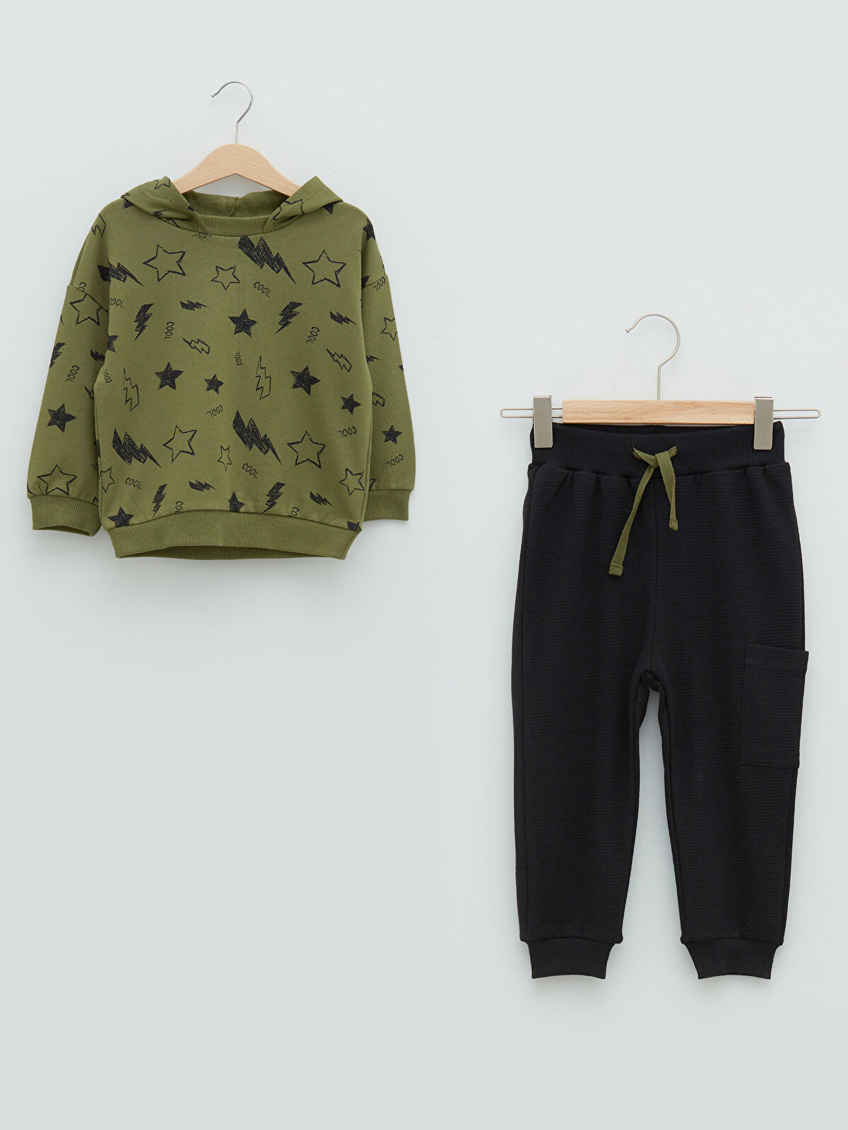 Kapüşonlu Uzun Kollu Desenli Pamuklu Erkek Bebek Sweatshirt ve Jogger Pantolon 2'li Takım Kapüşonlu Uzun Kollu Desenli Pamuklu Erkek Bebek Sweatshirt ve Jogger Pantolon 2'li Takım