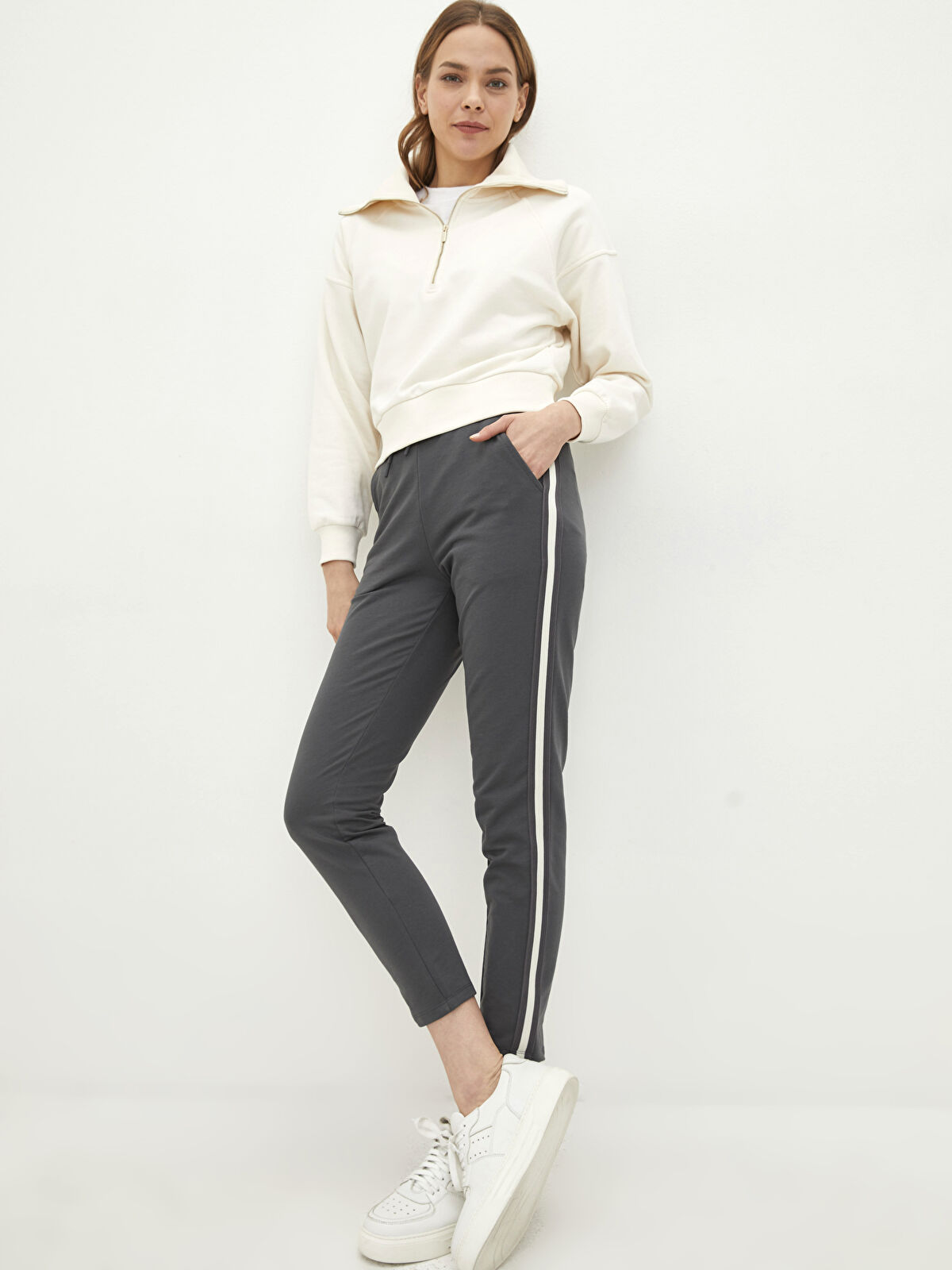 LCW CLASSIC Beli Lastikli Düz Şerit Detaylı Kadın Eşofman Altı