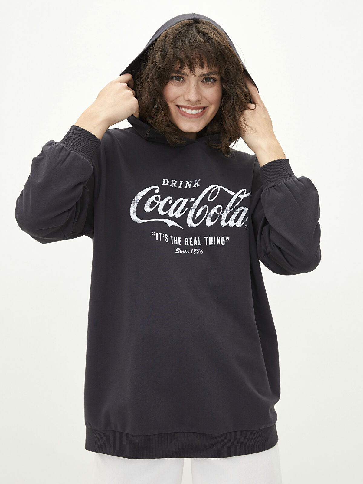 LCW CASUAL Kapüşonlu Coca Cola Baskılı Uzun Kollu Kadın Sweatshirt LCW CASUAL Kapüşonlu Coca Cola Baskılı Uzun Kollu Kadın Sweatshirt