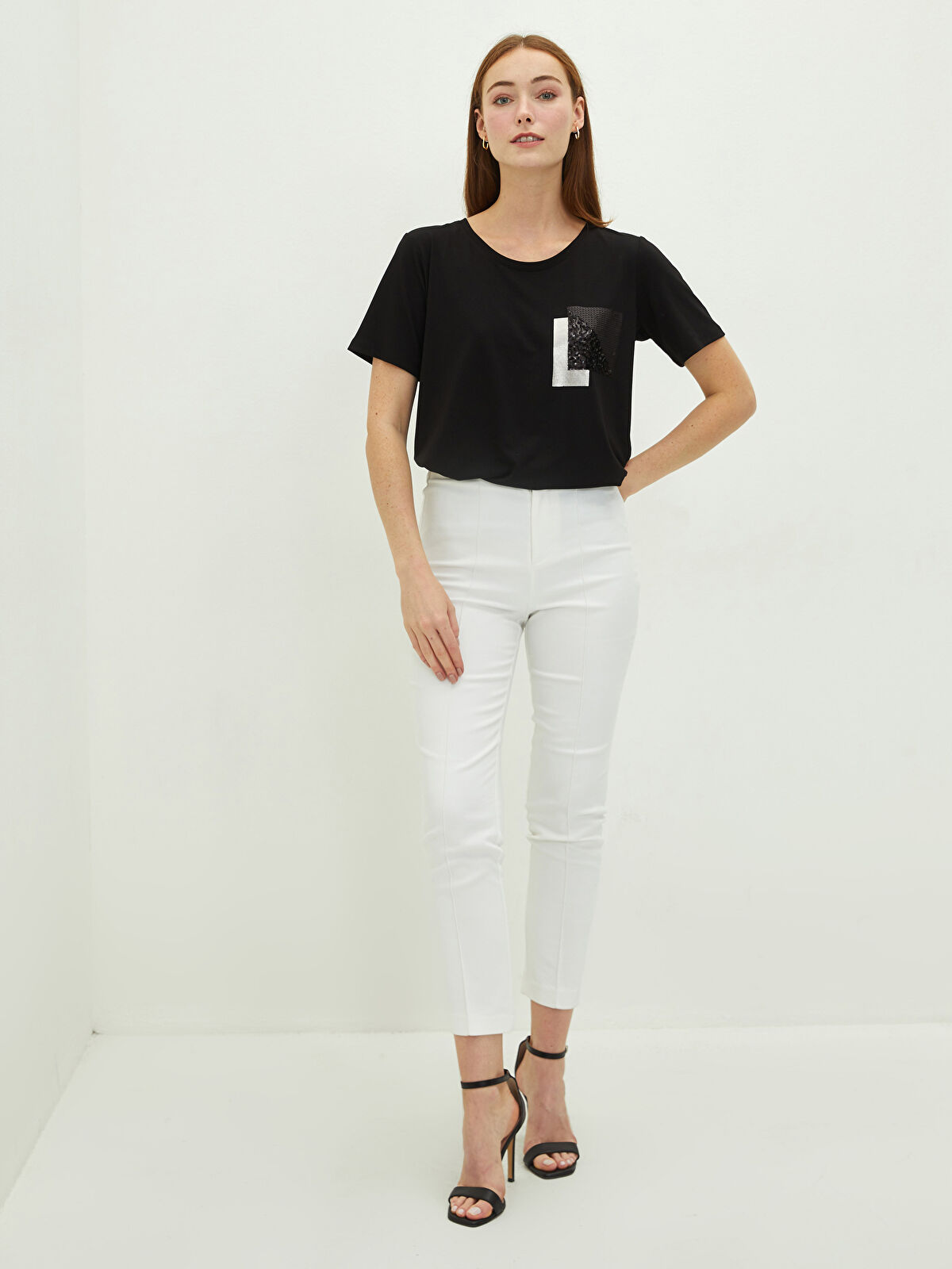 LCW CLASSIC Bisiklet Yaka Pul Payet Detaylı Kısa Kollu Kadın Tişört