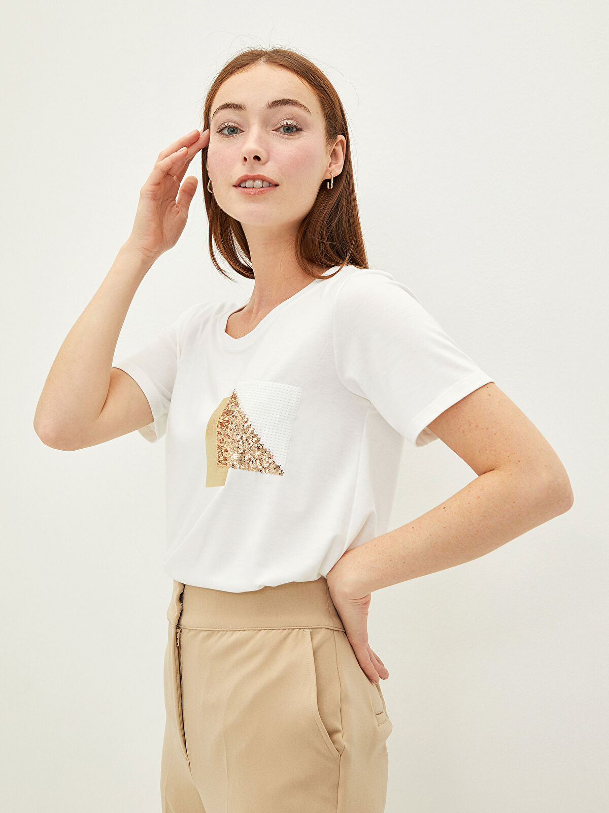 LCW CLASSIC Bisiklet Yaka Pul Payet Detaylı Kısa Kollu Kadın Tişört