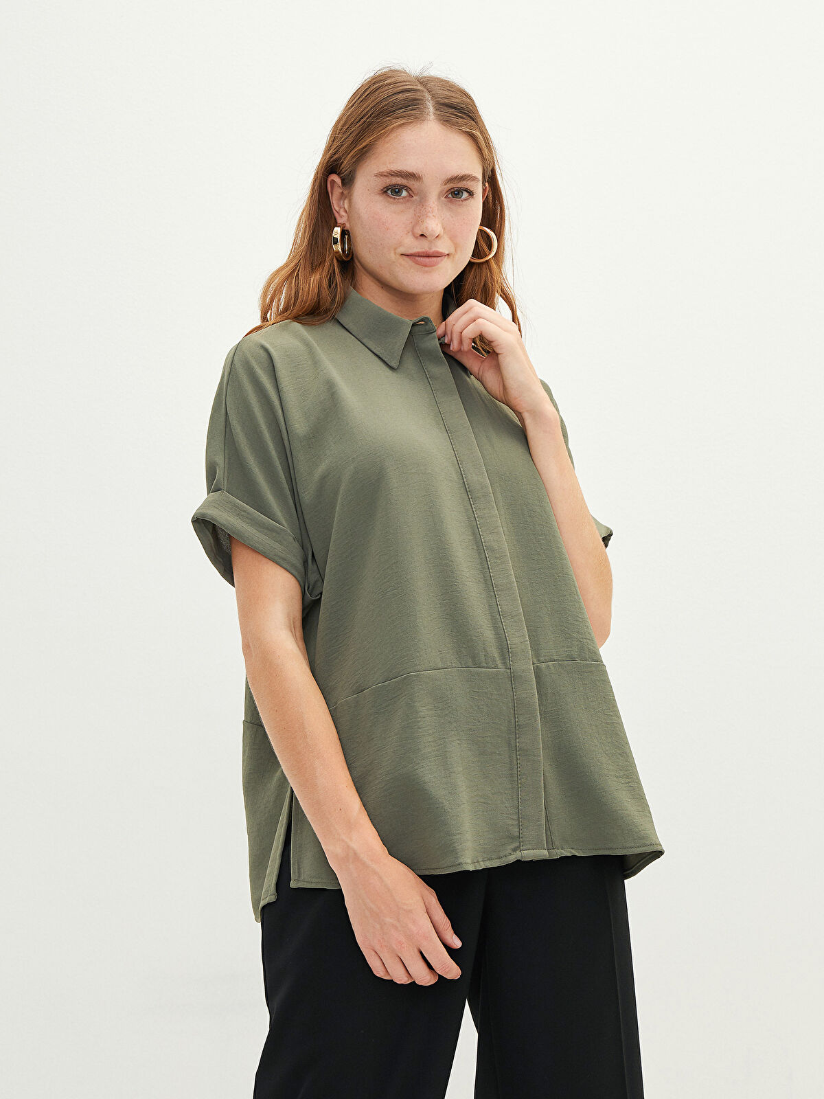 LCW CLASSIC Önden Düğme Kapamalı Düz Kısa Kollu Krep Kumaş Kadın Gömlek