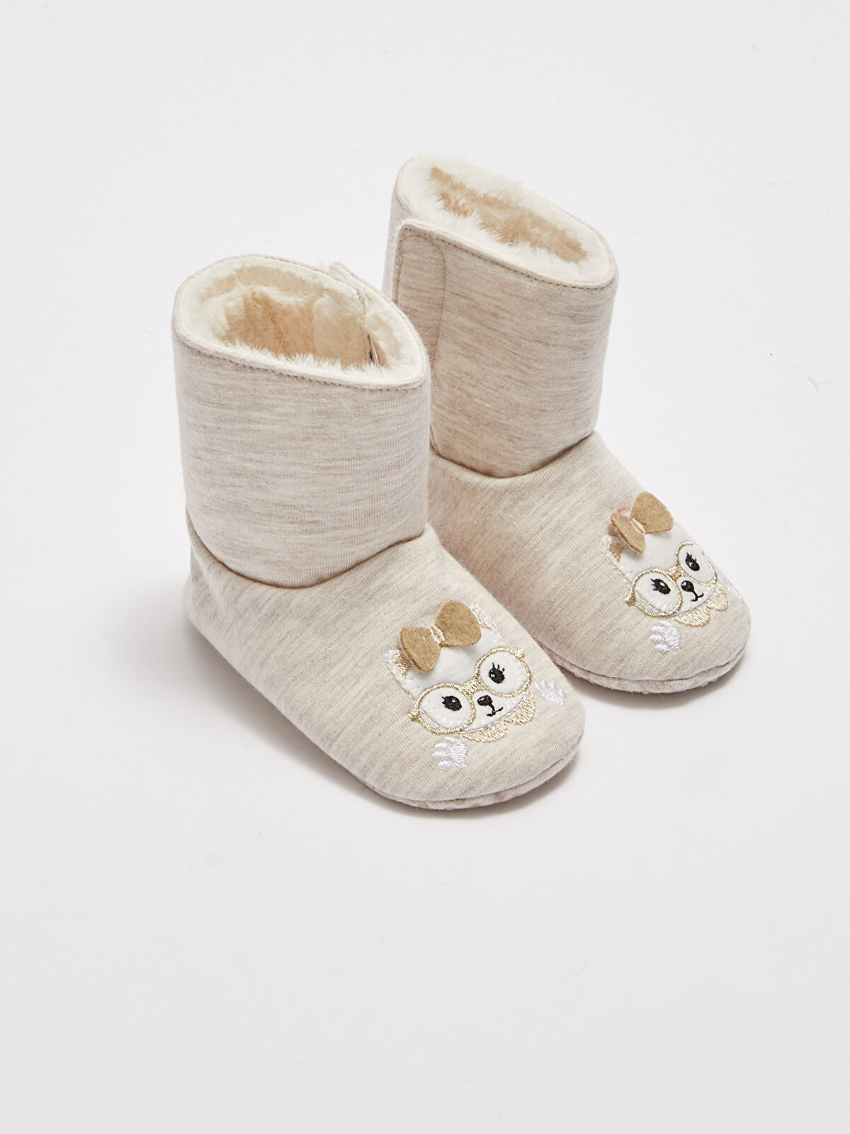 Nakış Detaylı Pelüş Kız Bebek Ev Botu