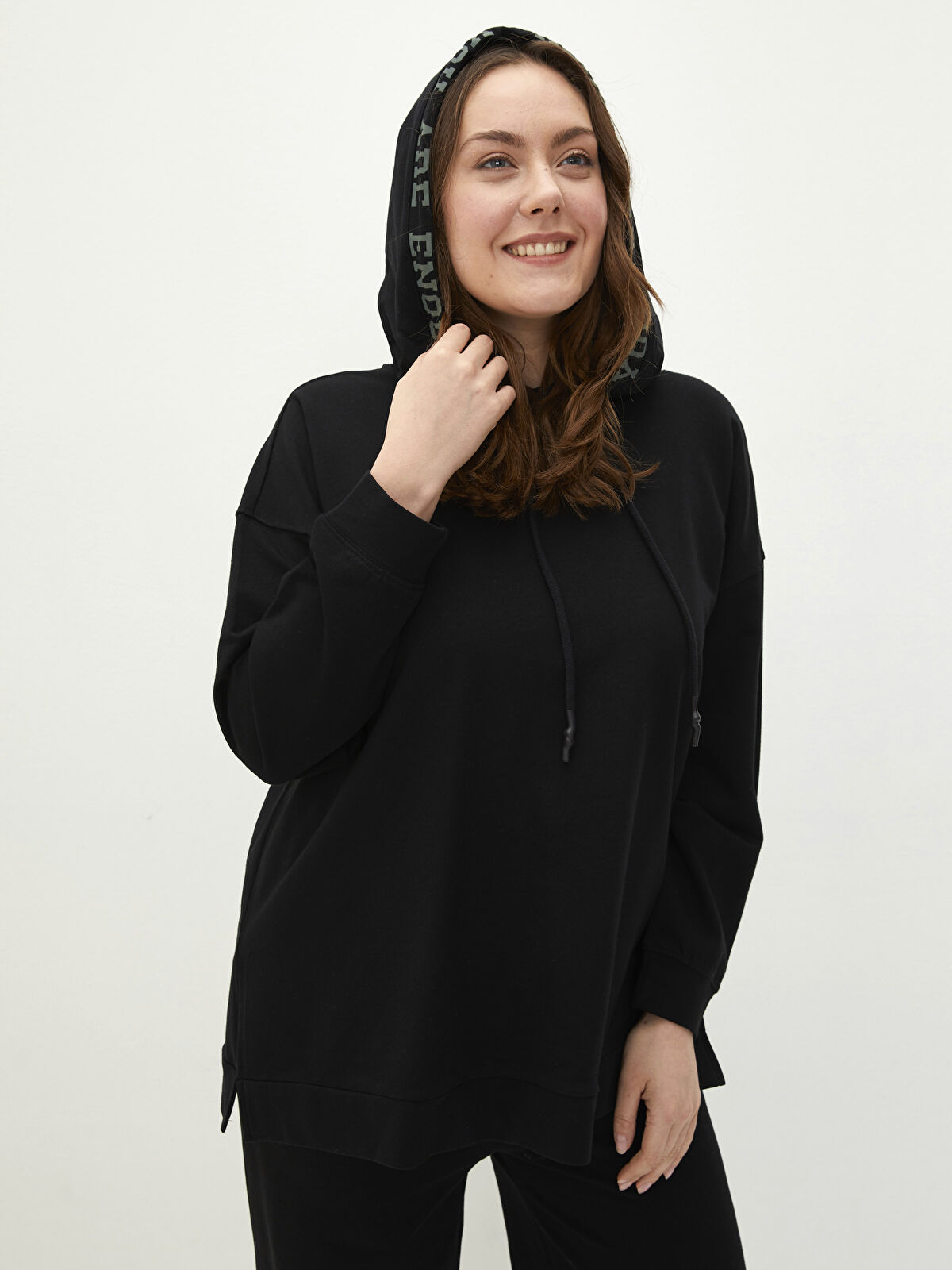 Büyük Beden Kapüşonlu Yazı Baskılı Uzun Kollu Pamuklu Kadın Sweatshirt