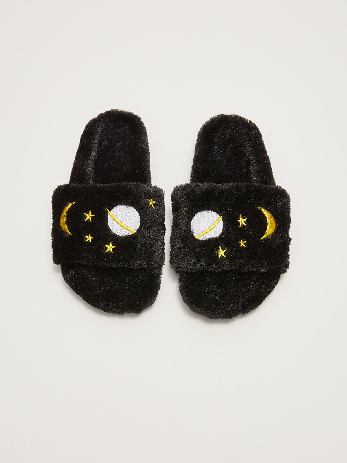 Tek Bantlı Nakış Detaylı Pelüş Kadın Ev Terliği