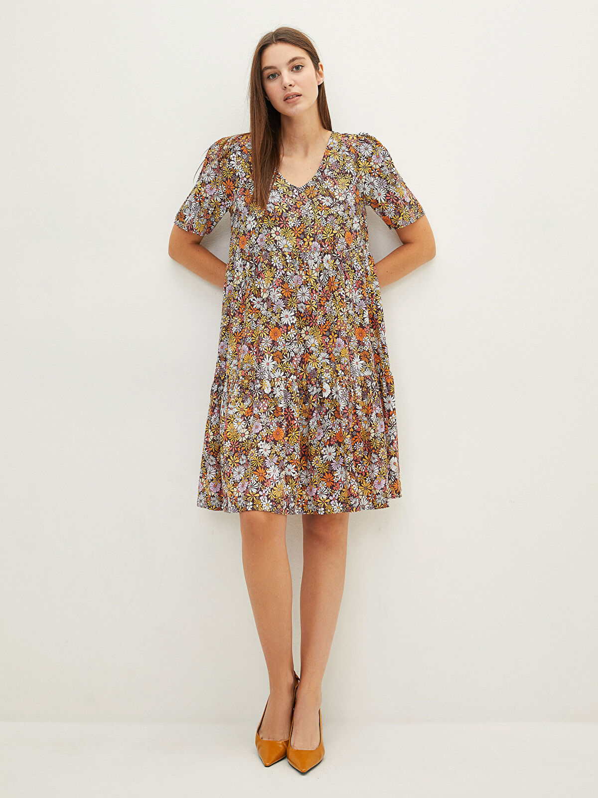 LCW CLASSIC V Yaka Çiçekli Kısa Kollu Krep Kumaş Kadın Elbise