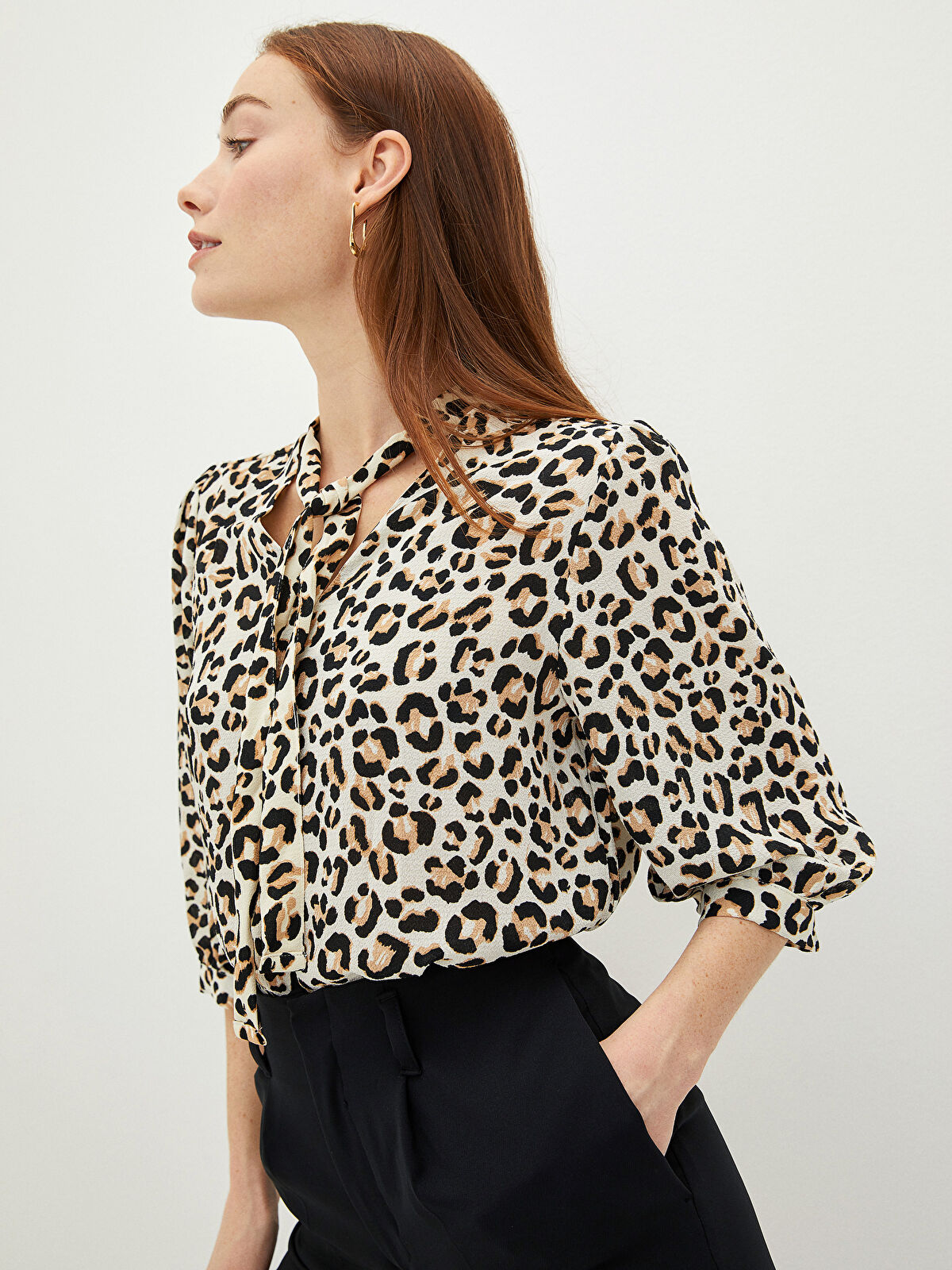 LCW CLASSIC Bağlamalı Yaka Leopar Desenli Krep Kadın Bluz
