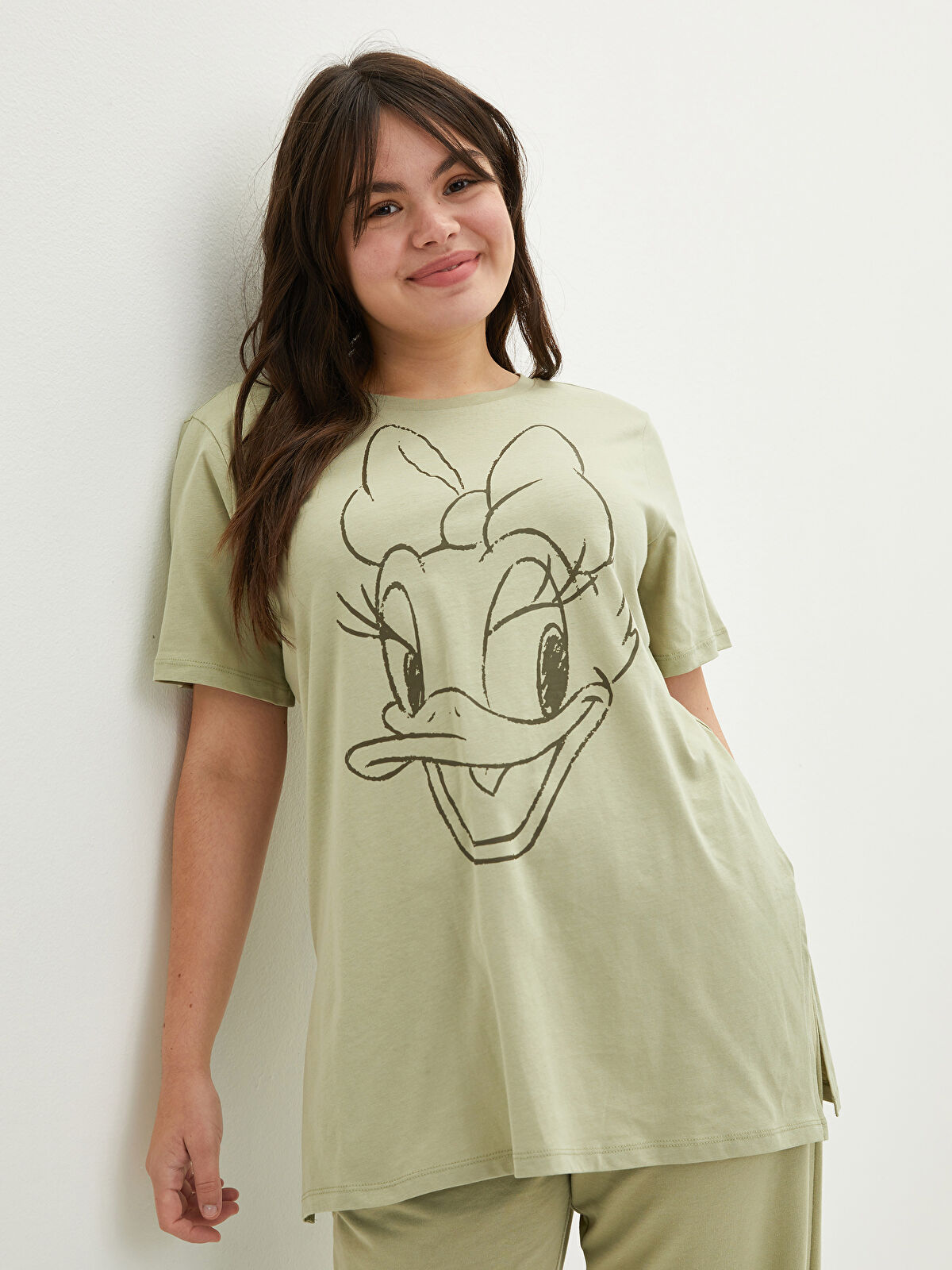 Büyük Beden Bisiklet Yaka Daisy Duck Baskılı Kısa Kollu Pamuklu Kadın Tişört