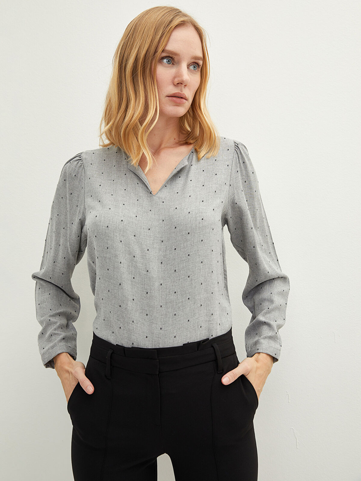 LCW CLASSIC Kaçık Yaka Puantiyeli Uzun Kollu Viskon Kadın Bluz