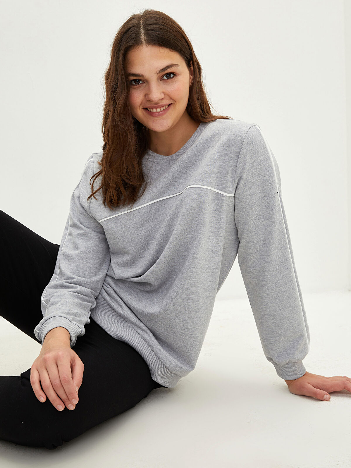 Büyük Beden Bisiklet Yaka Şerit Detaylı Uzun Kollu Kadın Sweatshirt Büyük Beden Bisiklet Yaka Şerit Detaylı Uzun Kollu Kadın Sweatshirt