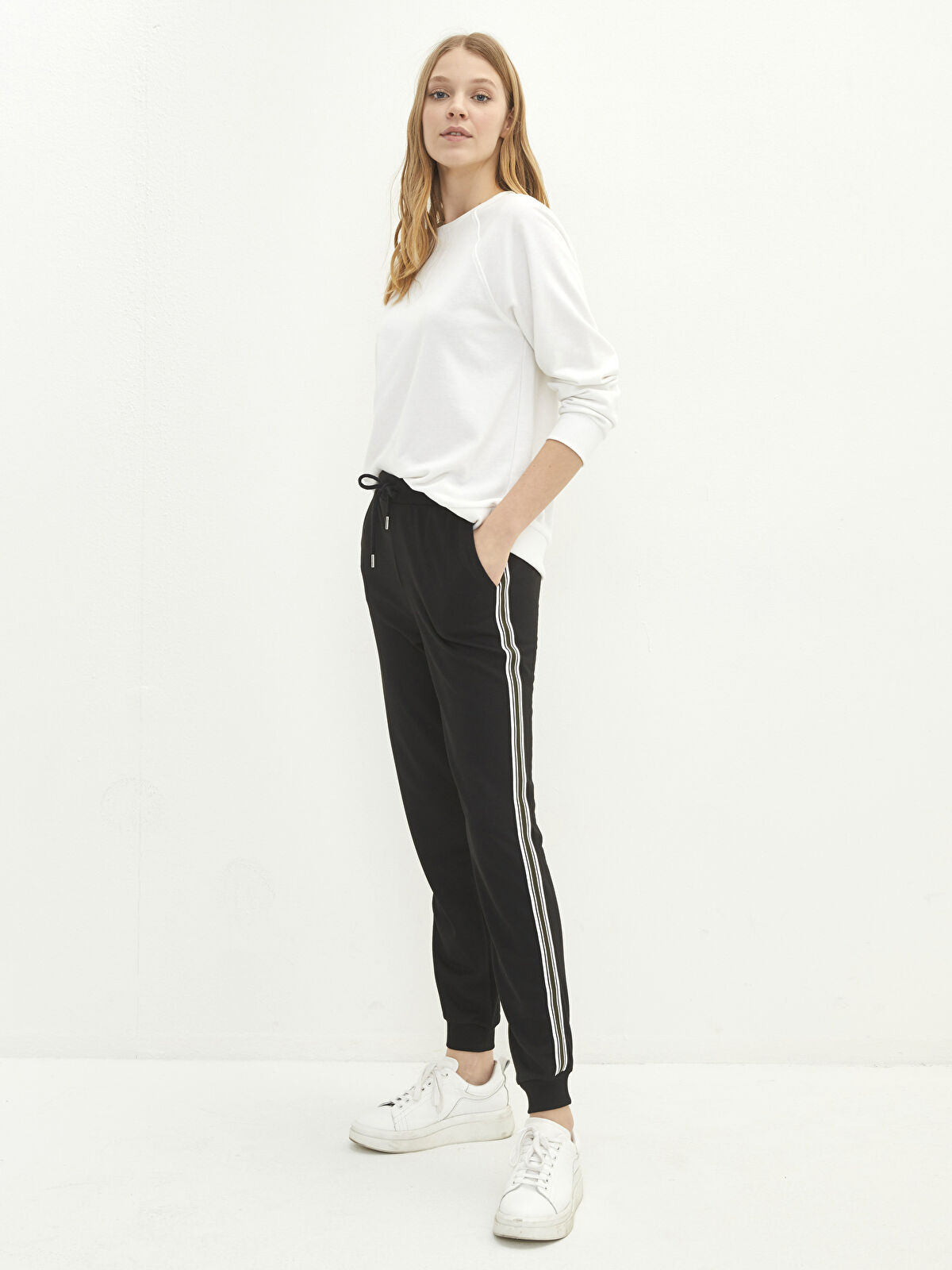 LCW CASUAL Beli Lastikli Şerit Detaylı Kadın Jogger Eşofman Altı LCW CASUAL Beli Lastikli Şerit Detaylı Kadın Jogger Eşofman Altı