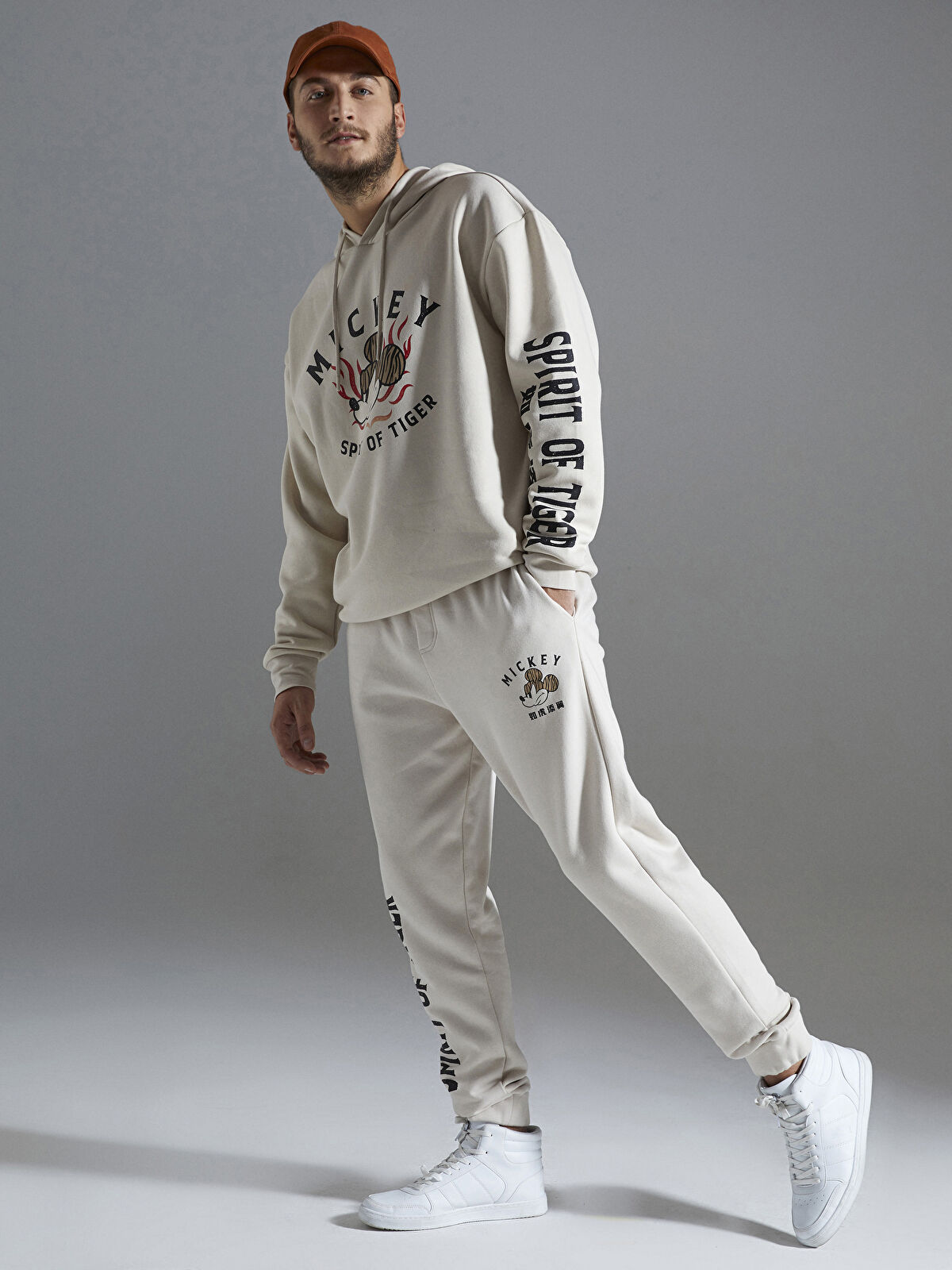 X-SIDE x Berkay Yuvakuran Erkek Jogger Eşofman Altı - Standart Kalıp Mickey Mouse Baskılı X-SIDE x Berkay Yuvakuran Erkek Jogger Eşofman Altı - Standart Kalıp Mickey Mouse Baskılı