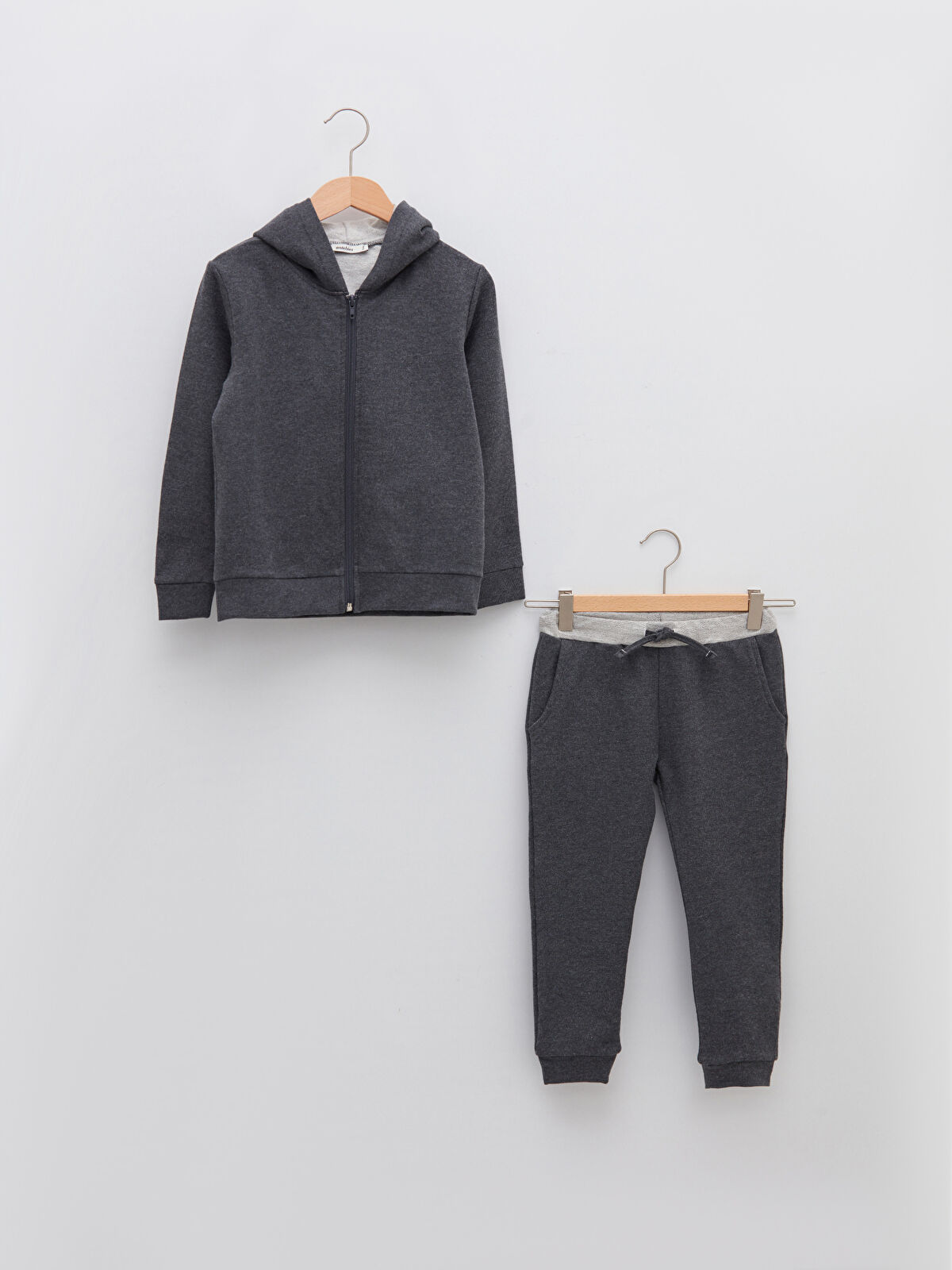 Antebies Kapüşonlu Basic Uzun Kollu Organik Pamuklu Erkek Çocuk Fermuarlı Sweatshirt ve Eşofman Altı Antebies Kapüşonlu Basic Uzun Kollu Organik Pamuklu Erkek Çocuk Fermuarlı Sweatshirt ve Eşofman Altı