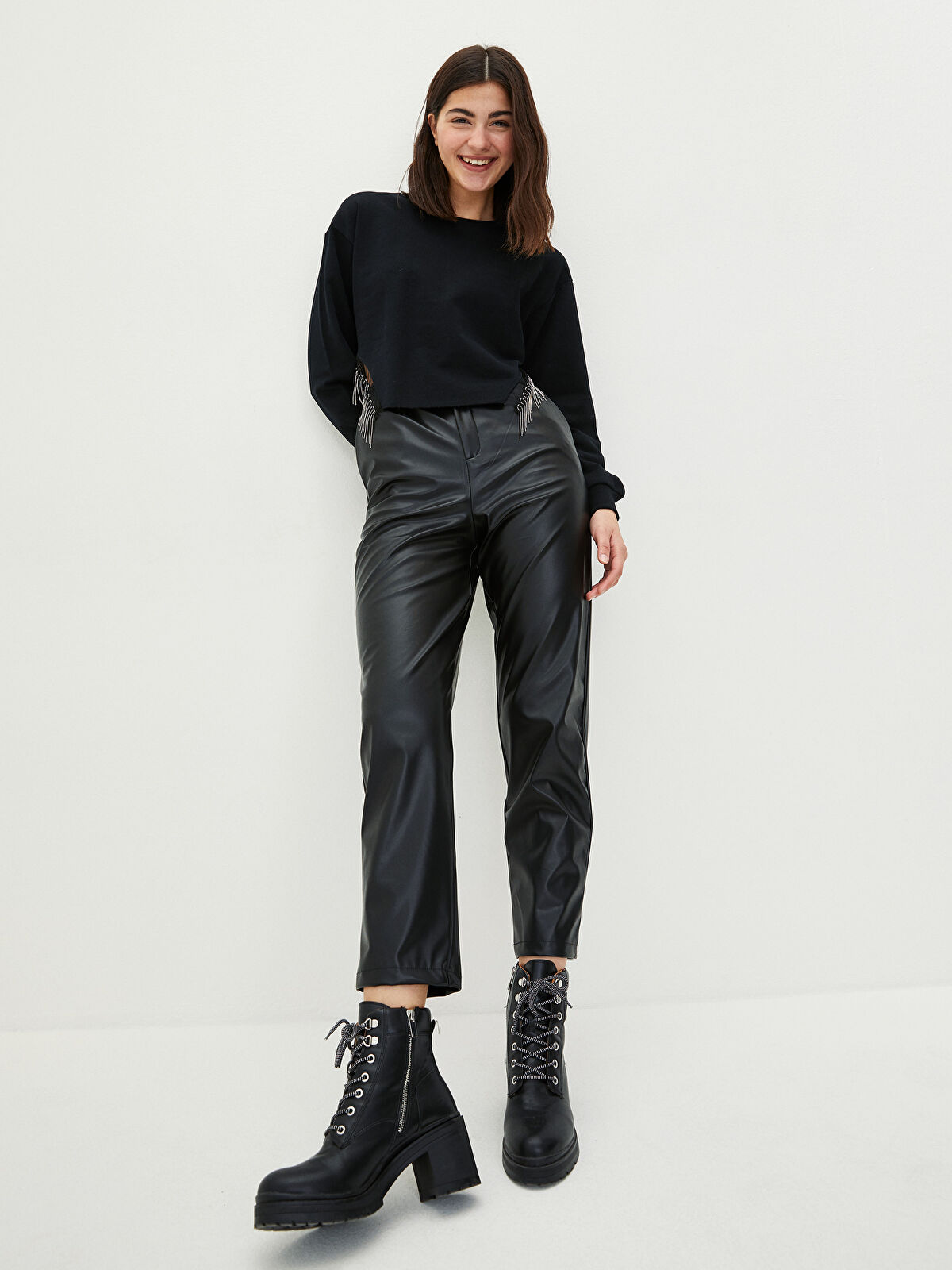 LCW CASUAL Beli Lastikli Düz Cep Detaylı Kadın Deri Görünümlü Pantolon