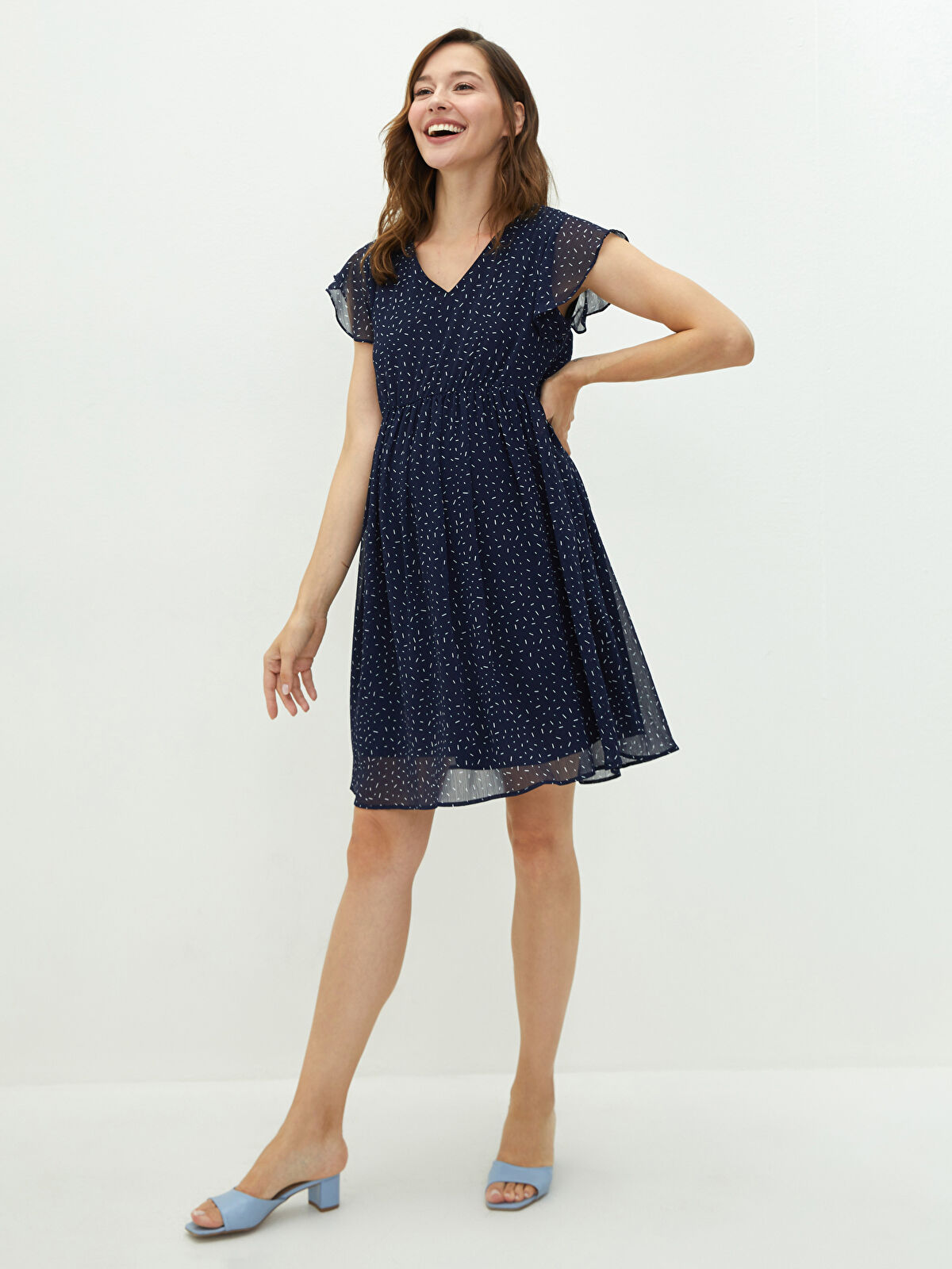 V Yaka Desenli Kısa Kollu Fırfır Detaylı Hamile Elbise