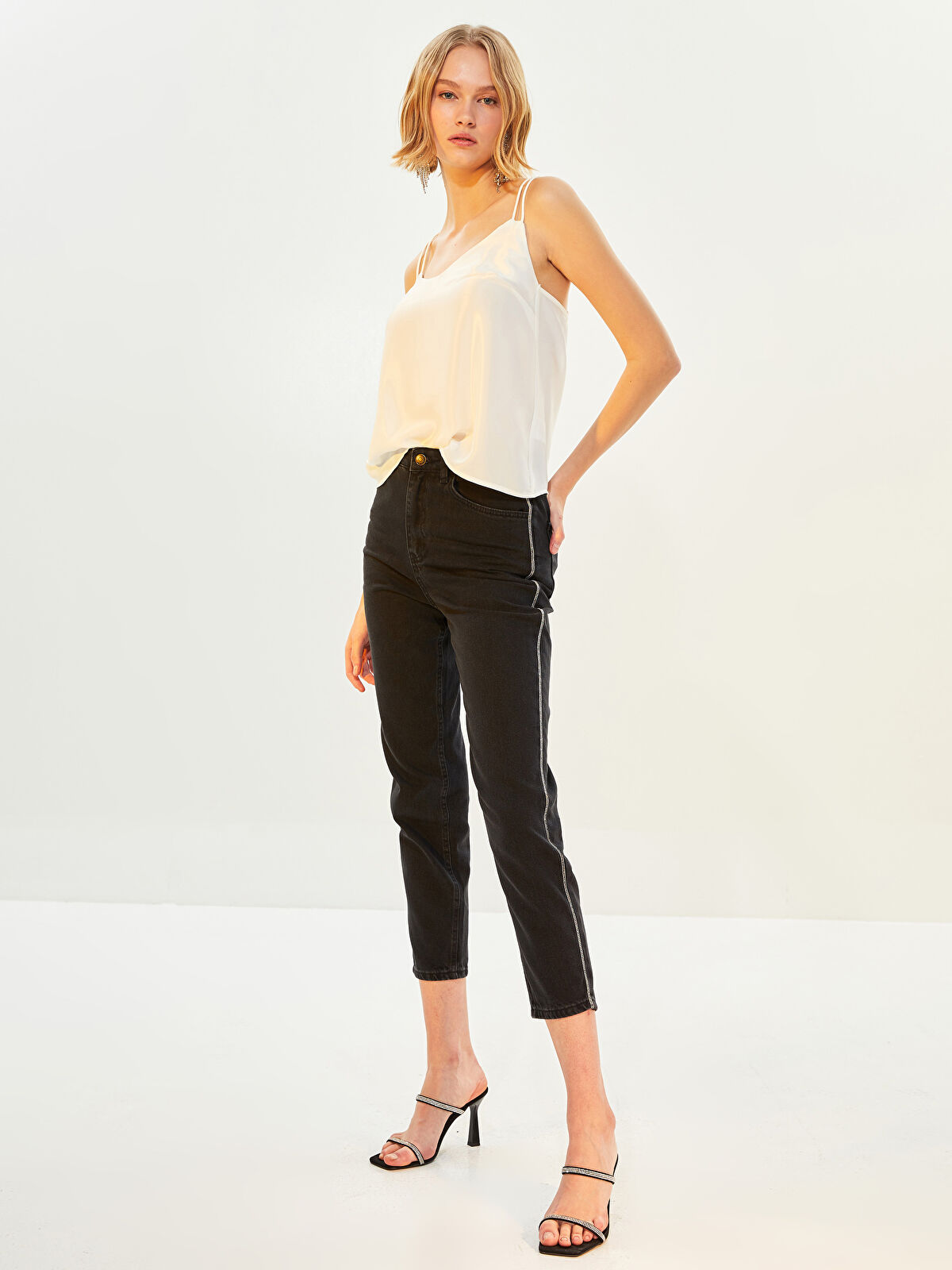 LCW CASUAL Yüksek Bel Mom Fit Şerit Detaylı Rodeo Kadın Jean Pantolon LCW CASUAL Yüksek Bel Mom Fit Şerit Detaylı Rodeo Kadın Jean Pantolon