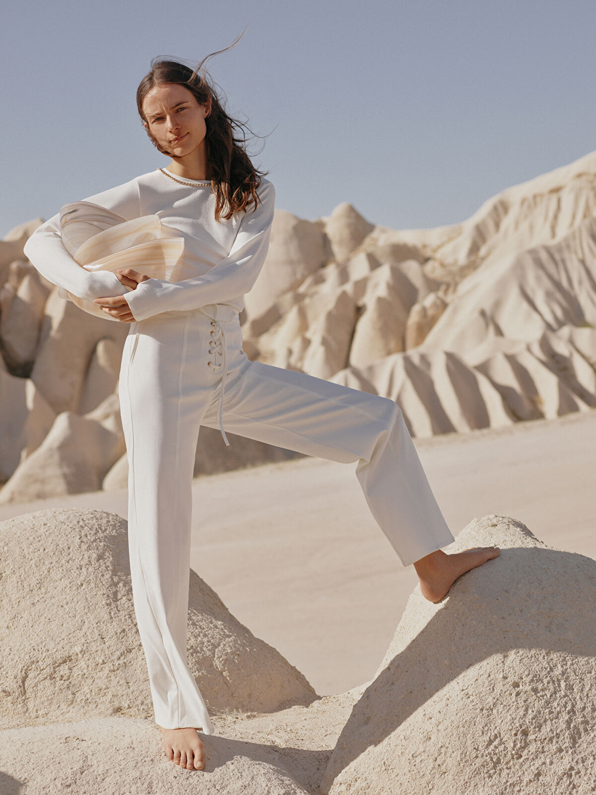 GAMZE SARAÇOĞLU X LCW VISION KADIN PANTOLON - STANDART FİT KUŞ GÖZÜ DETAYLI GENİŞ PAÇA