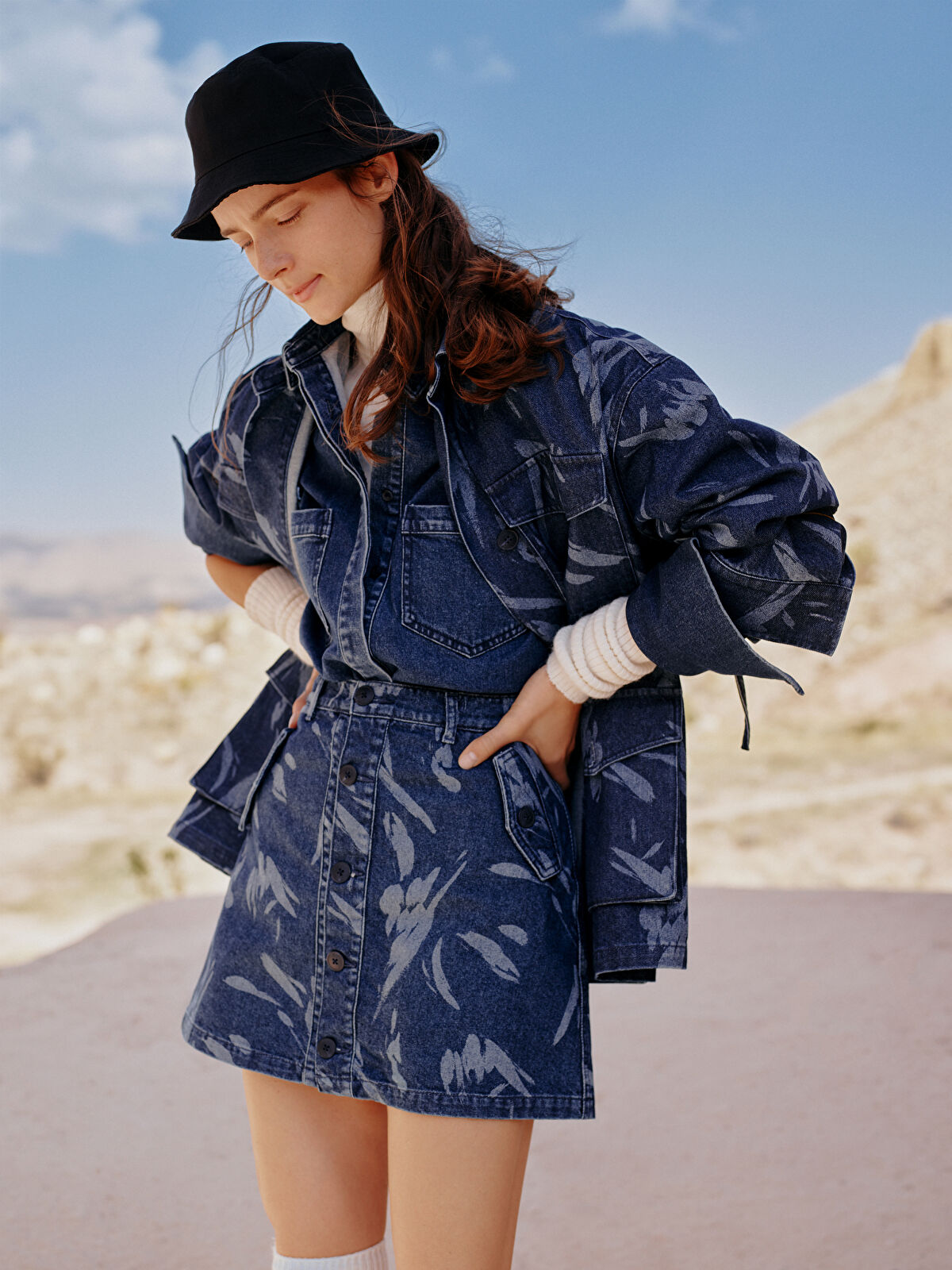 GAMZE SARAÇOĞLU X LCW VISION KADIN JEAN GÖMLEK - ÖNDEN DÜĞME KAPAMALI KUŞ GÖZÜ DETAYLI UZUN KOLLU