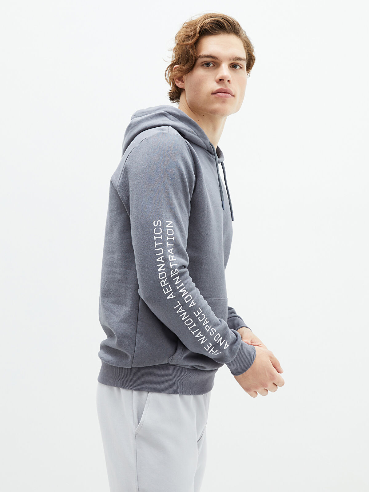 LCW CASUAL Kapüşonlu Uzun Kollu Nasa Baskılı Erkek Sweatshirt