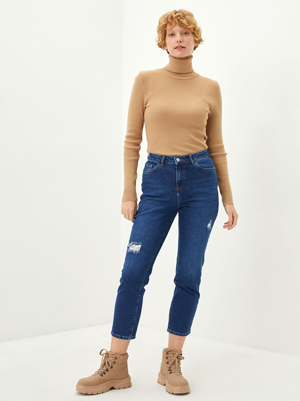 Yüksek Bel Standart Fit Cepli Yırtık Detaylı Kadın Rodeo Jean Pantolon