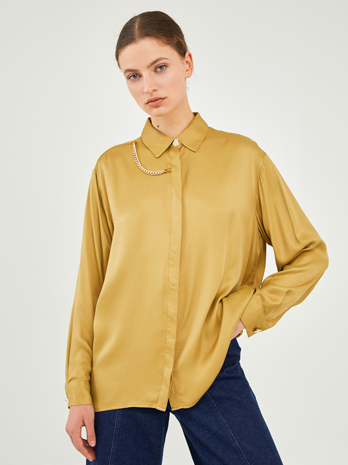 GAMZE SARAÇOĞLU X LCW VISION KADIN GÖMLEK - ÖNDEN DÜĞME KAPAMALI YAKASI ZİNCİR DETAYLI UZUN KOLLU SATEN