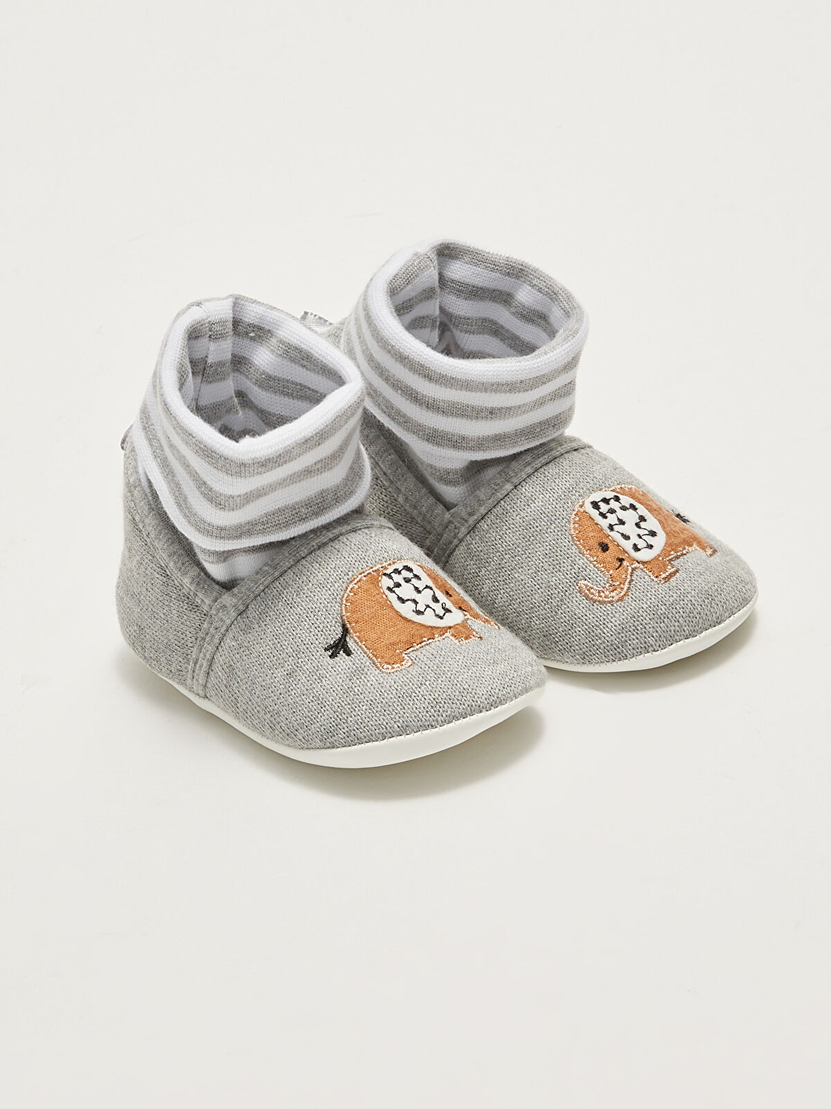 Nakış Detaylı Pamuk Astarlı Yürüme Öncesi Erkek Bebek Çoraplı Ev Ayakkabısı Nakış Detaylı Pamuk Astarlı Yürüme Öncesi Erkek Bebek Çoraplı Ev Ayakkabısı