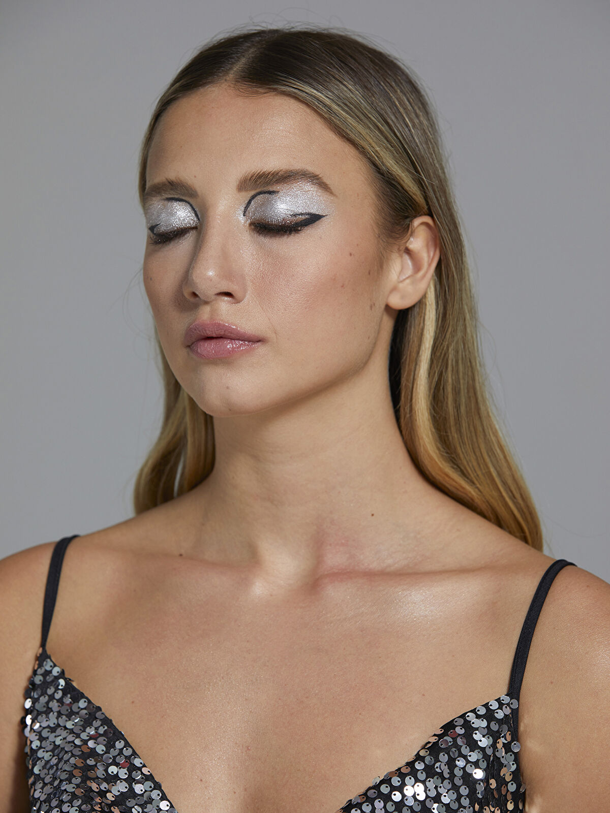 X-SIDE x Aleyna Kalaycıoğlu Kadın Bluz - Dökümlü Yaka Pul Payetli Askılı