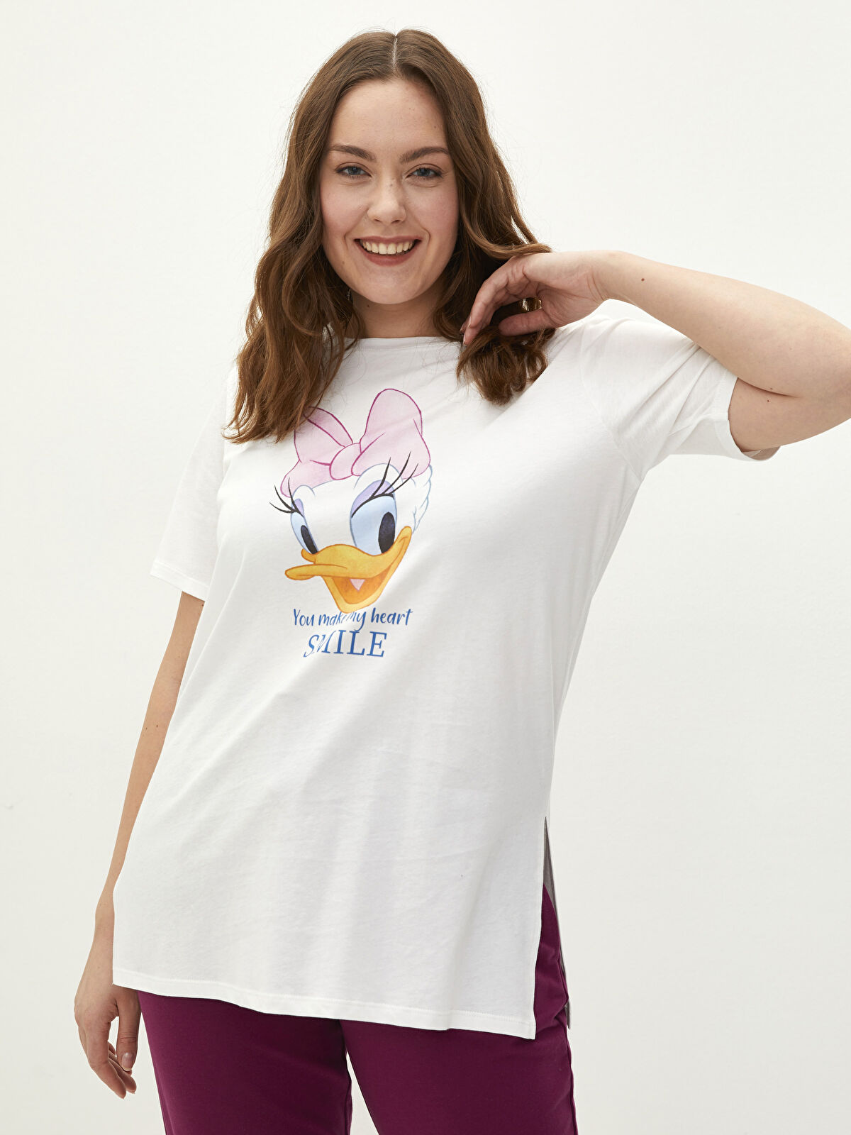 Büyük Beden Bisiklet Yaka Daisy Duck Baskılı Kısa Kollu Pamuklu Kadın Tişört