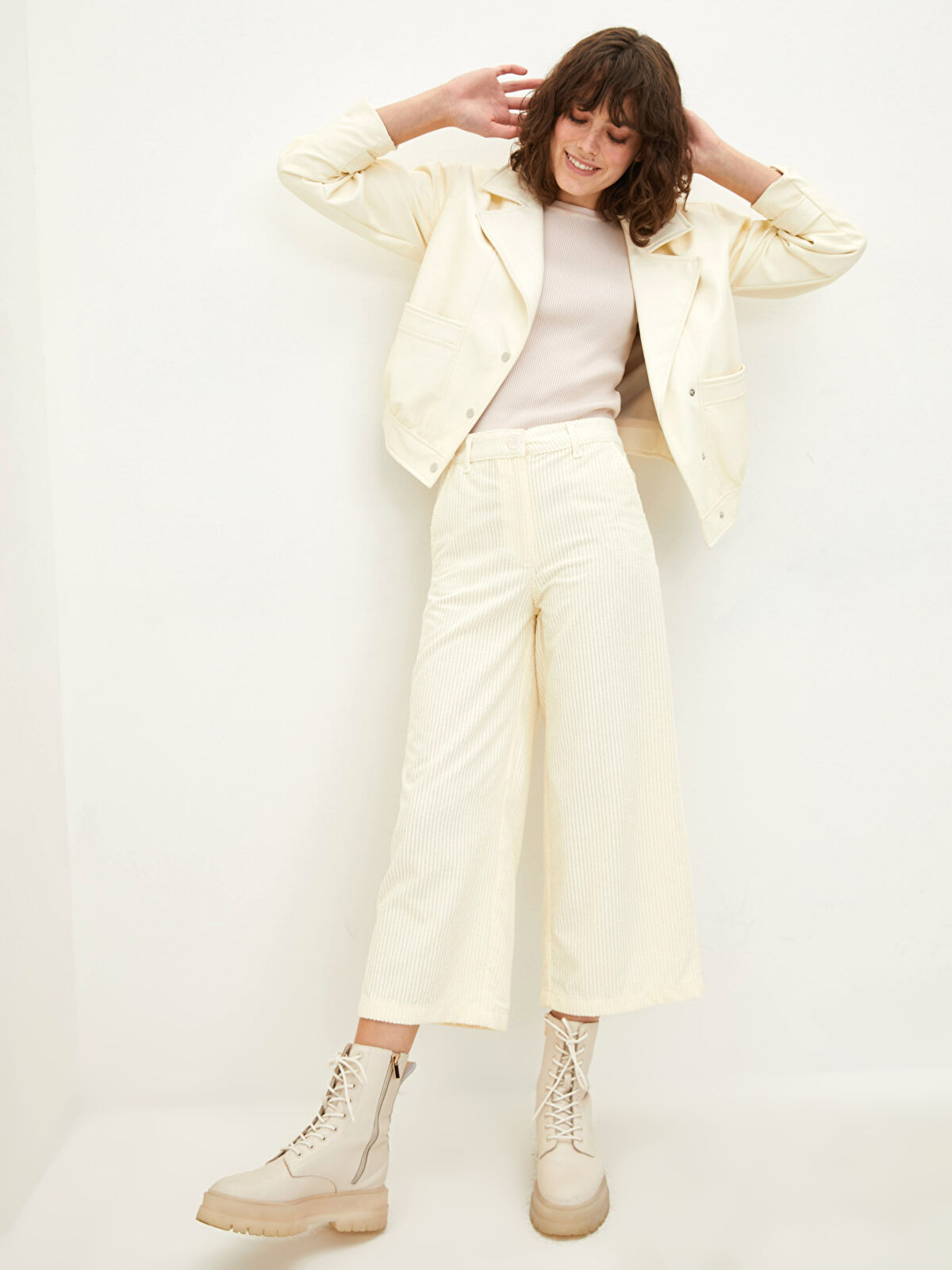 LCW CASUAL Standart Fit Geniş Paça Cep Detaylı Kadife Kadın Pantolon